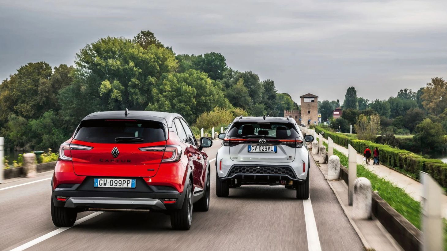 Toyota Yaris Cross vs Renault Captur: Hybrid …δαγκωτό | topontiki.gr