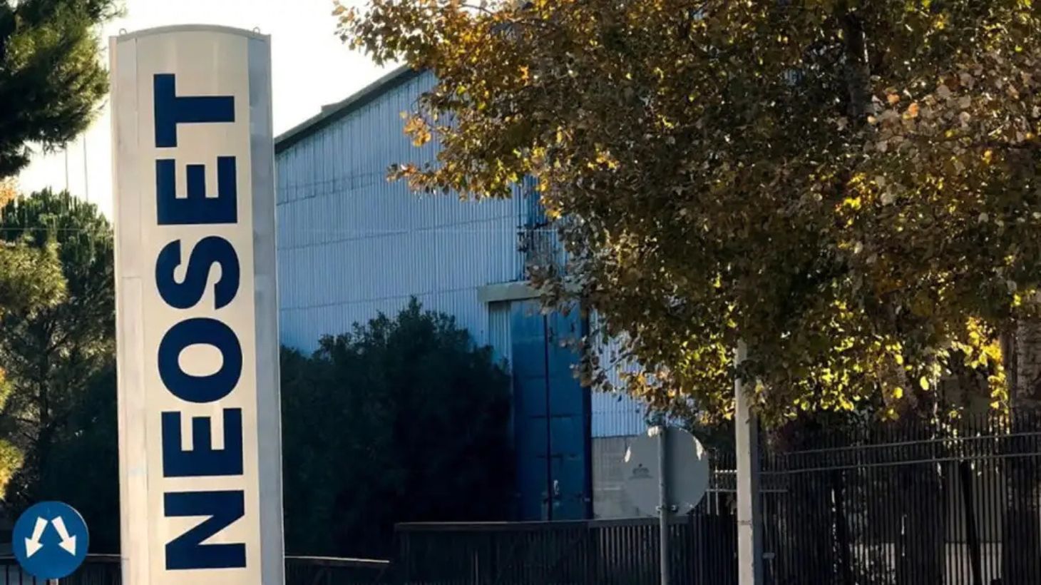 NEOSET: Η ιστορία της θρυλικής βιομηχανίας επίπλων που κατέρρευσε σαν ...