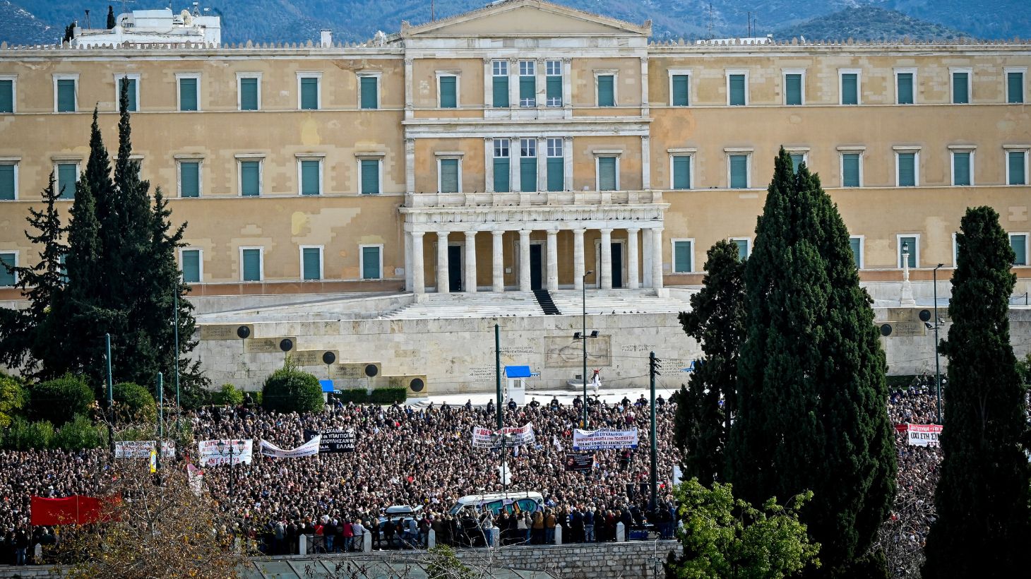 Δημοσκόπηση Real Polls: Πώς τα Τέμπη αλλάζουν το πολιτικό σκηνικό ...