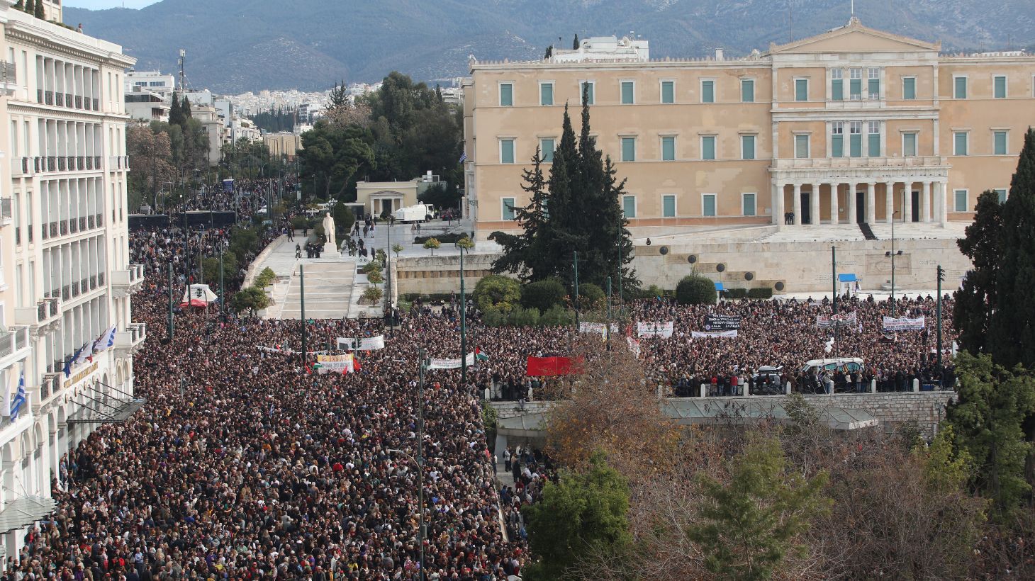 «Δεν έχω οξυγόνο»: Όλη η Ελλάδα Τέμπη – Κύμα οργής στο Σύνταγμα και ...