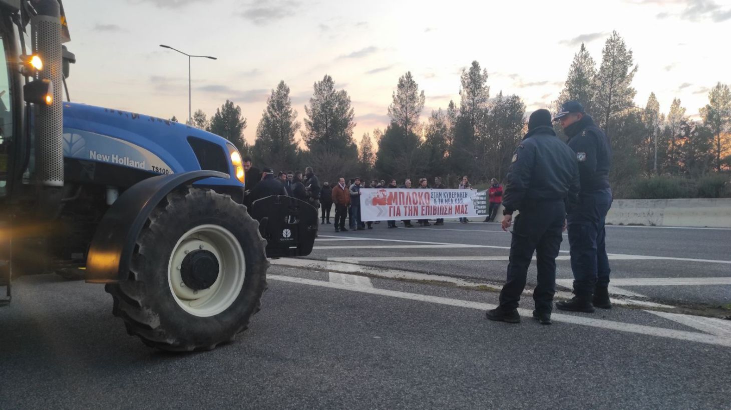 Λάρισα: Αγρότες του μπλόκου Γυρτώνης απέκλεισαν για μισή ώρα την ΠΑΘΕ ...