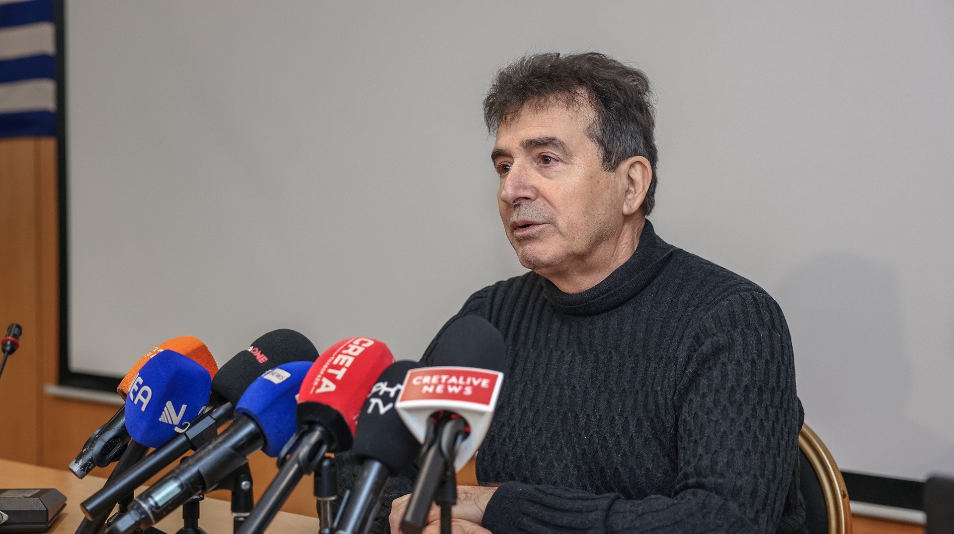 Χρυσοχοΐδης: Τοποθετούνται αστυνομικοί σε λεωφορεία και τρένα του ...