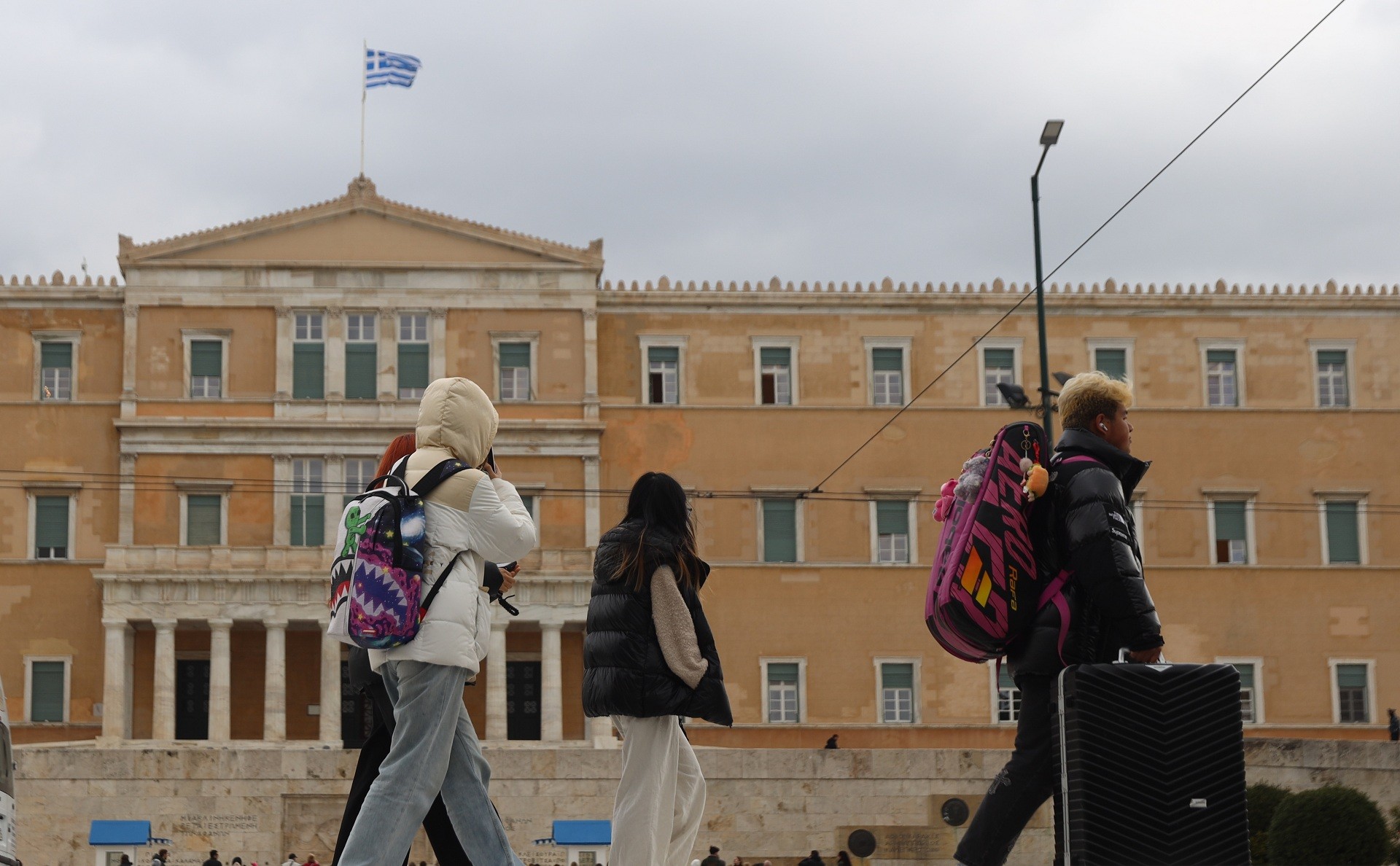 Reuters: Η Ελλάδα θα ξοδέψει περισσότερα από 25 δισ. ευρώ σε προμήθειες ...