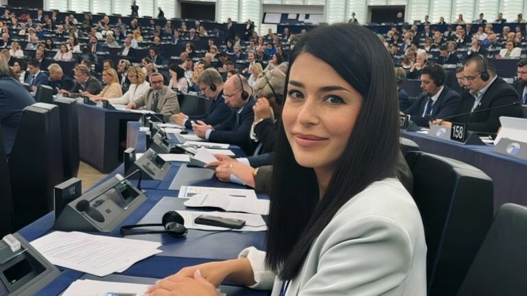 Νέα γκάφα από Λατινοπούλου για τα Τέμπη: Το παραλήρημά της από το βήμα ...