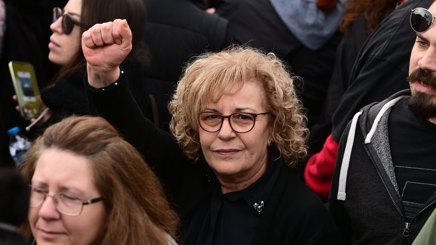 Μάγδα Φύσσα: Με σηκωμένη γροθιά στο συλλαλητήριο για τα Τέμπη ...