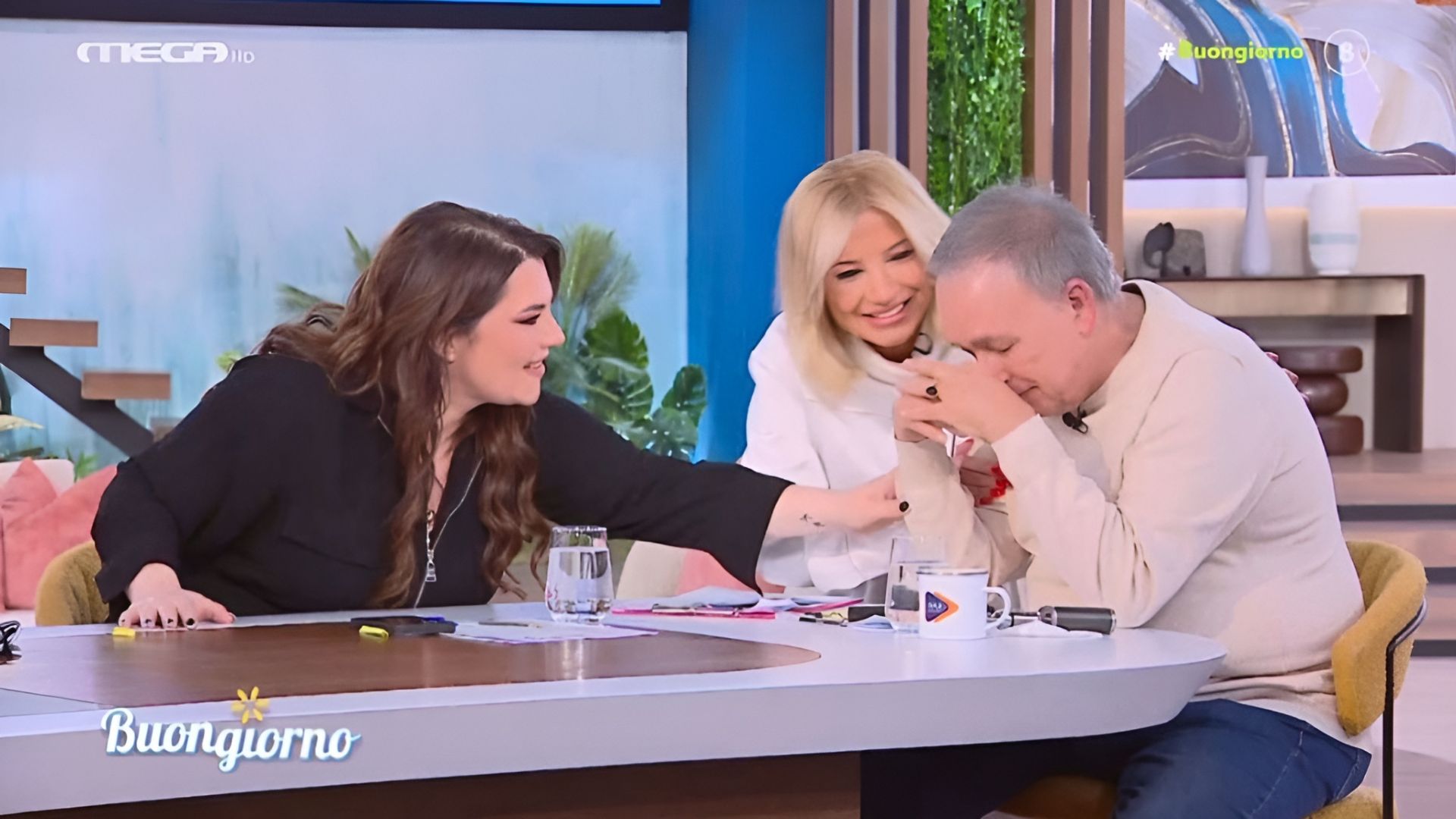 Ανδρέας Μικρούτσικος: Η on air συγκίνηση του παρουσιαστή (Video ...