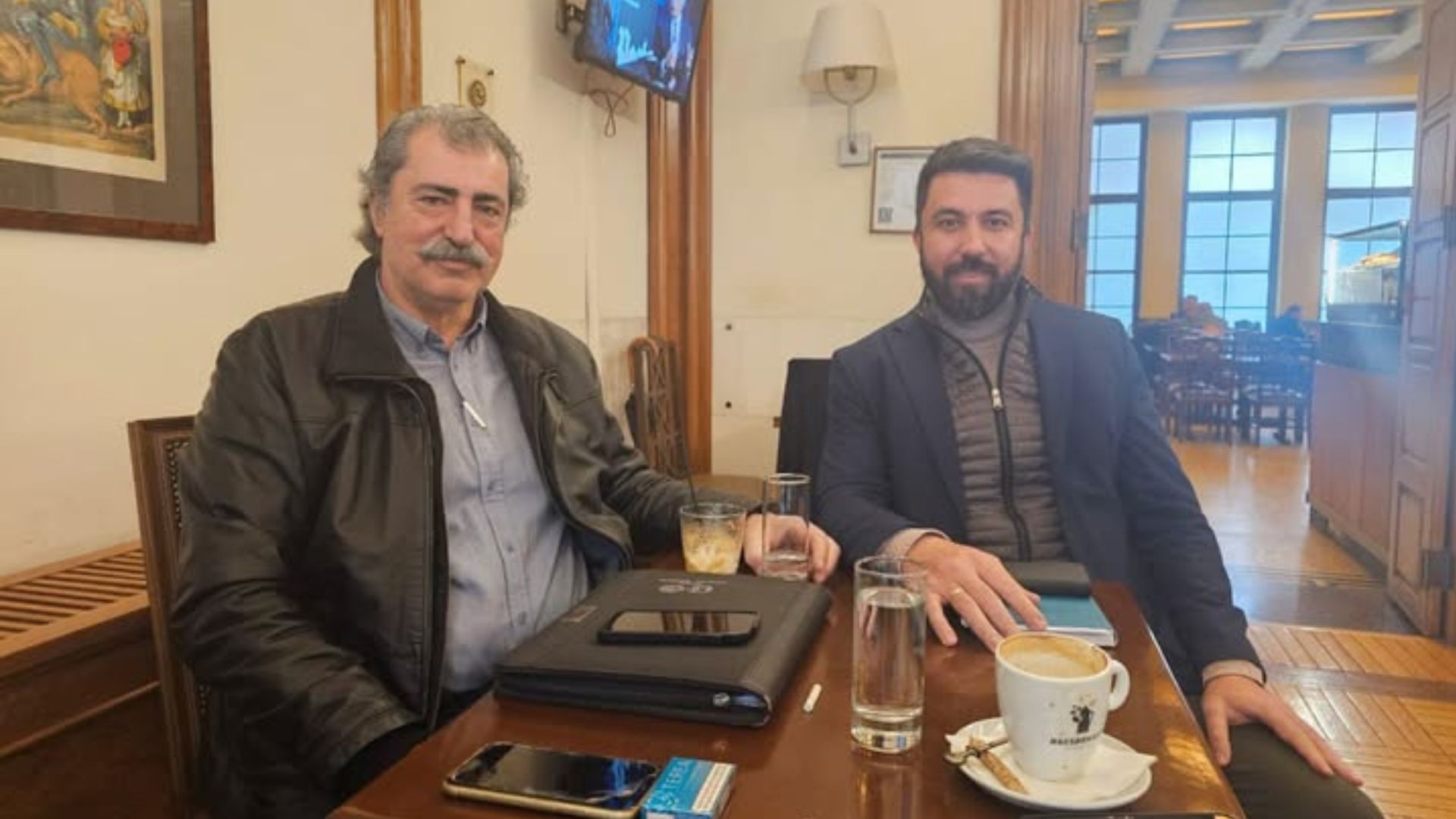 Καφές Πολάκη με τον «σύντροφο» Φερχάτ Οζγκιούρ και «φαρμακερή» σφήνα ...
