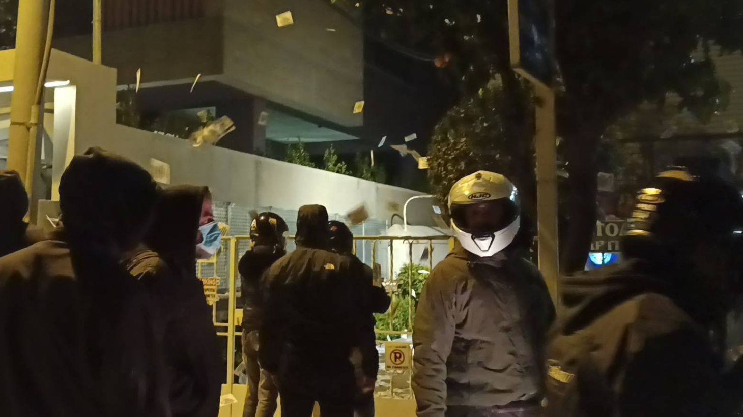 Παρέμβαση Ρουβίκωνα στο σπίτι του Παναγιώτη Τερεζάκη για τα Τέμπη ...
