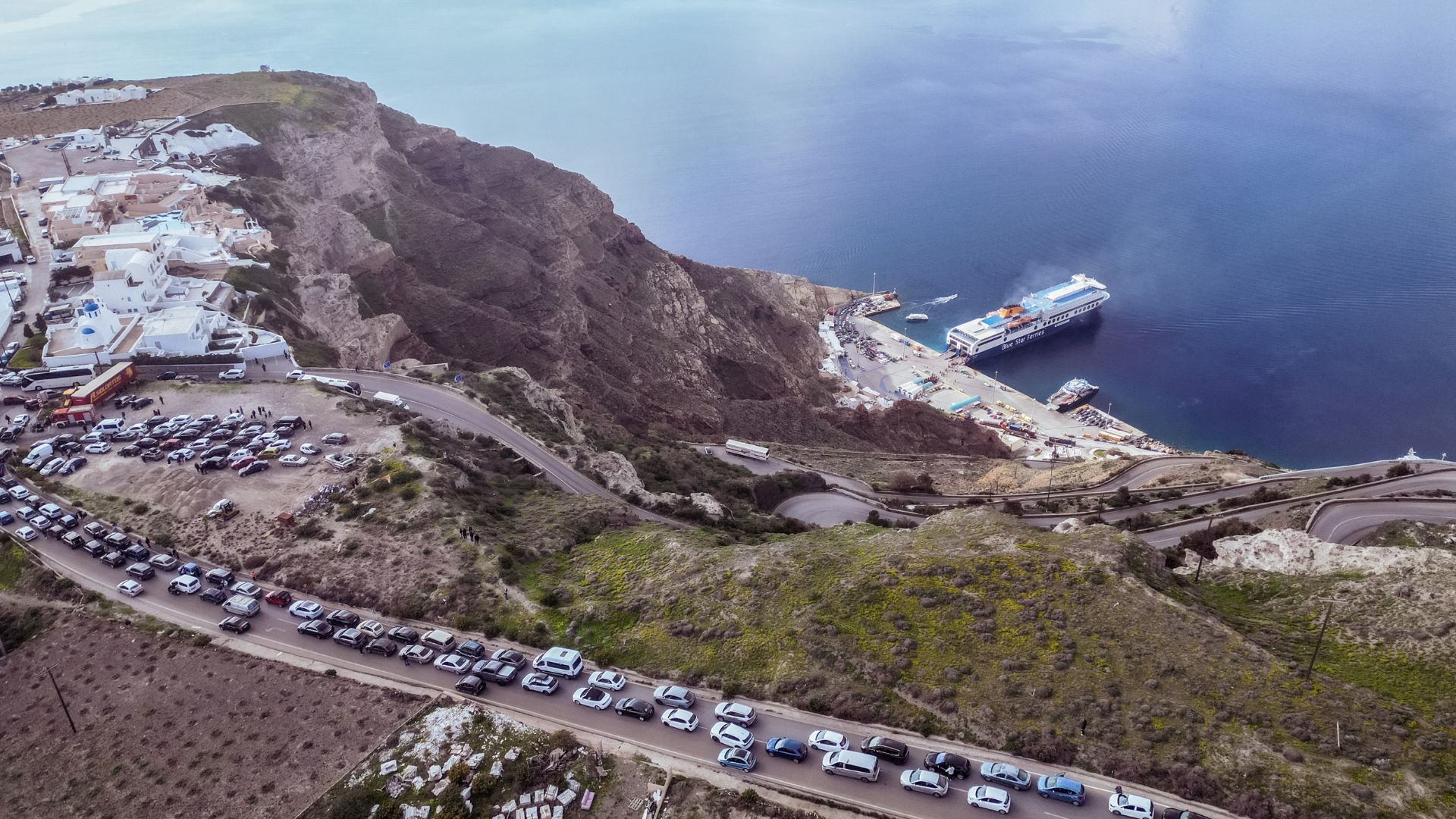 «Τσουνάμι» αναχωρήσεων από τη Σαντορίνη λόγω των σεισμών: Με αεροπλάνα ...