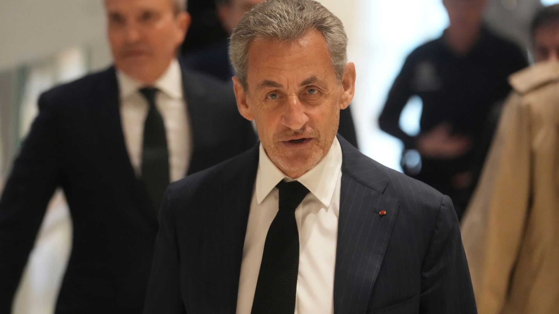 Νικολά Σαρκοζί: Σε κατ΄ οίκον περιορισμό… το βράδυ, με ηλεκτρονικό ...