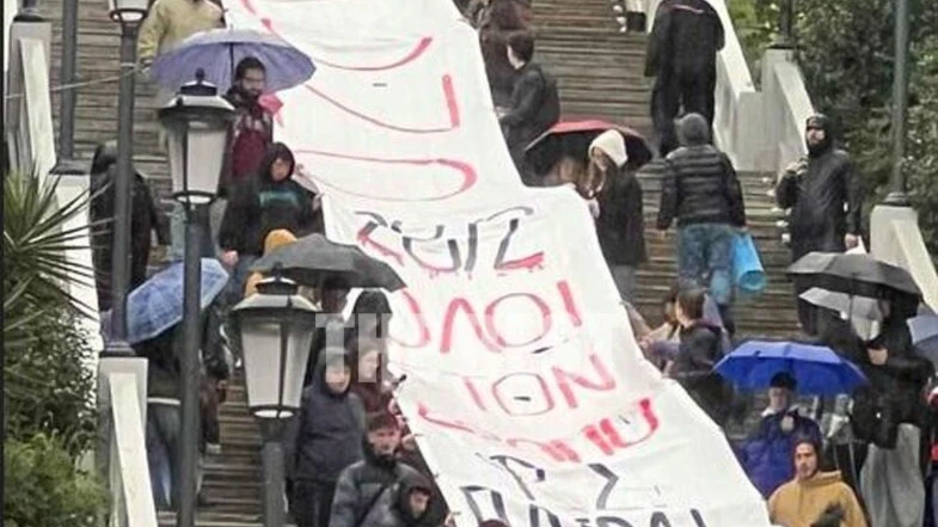 Πάτρα: Φοιτητές ύψωσαν πανό στην μνήμη των 57 νεκρών των Τεμπών (Photos ...