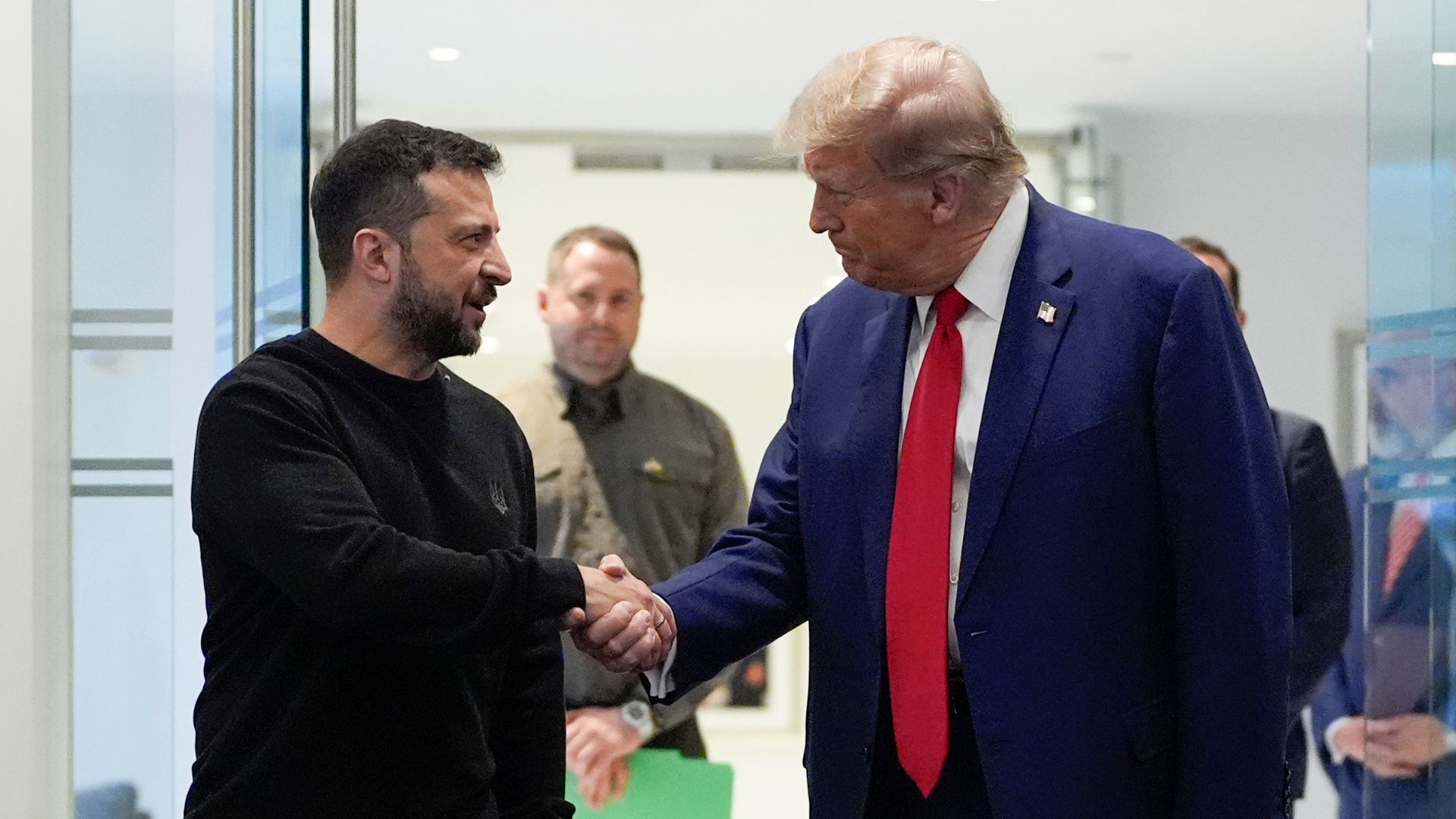 Με… fast track διαδικασίες οι υπογραφές Τραμπ και Ζελένσκι της ...