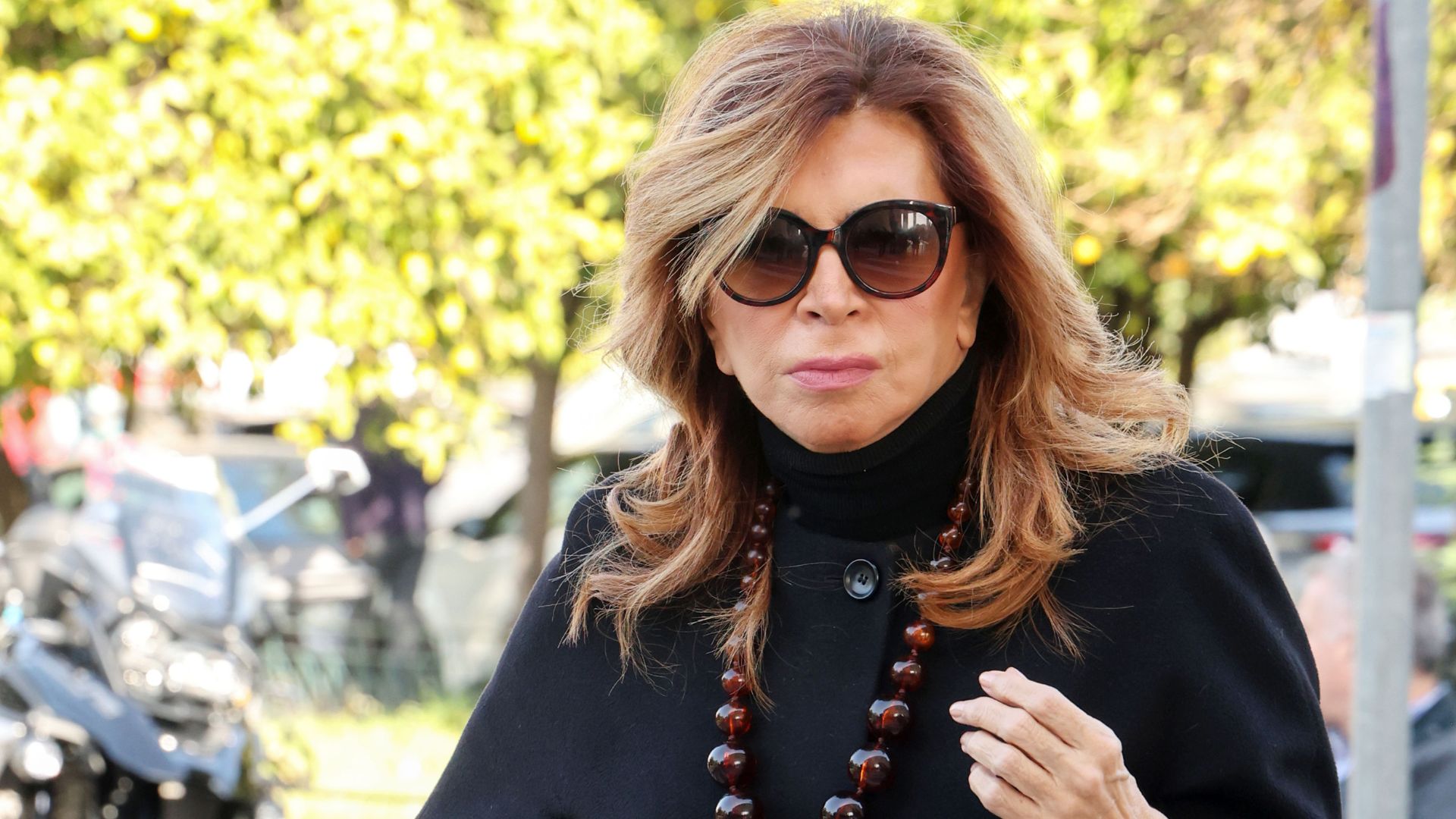 Μιμή Ντενίση: «Δεν μπορεί μια που γεμίζει αρχαία θέατρα και μια ...