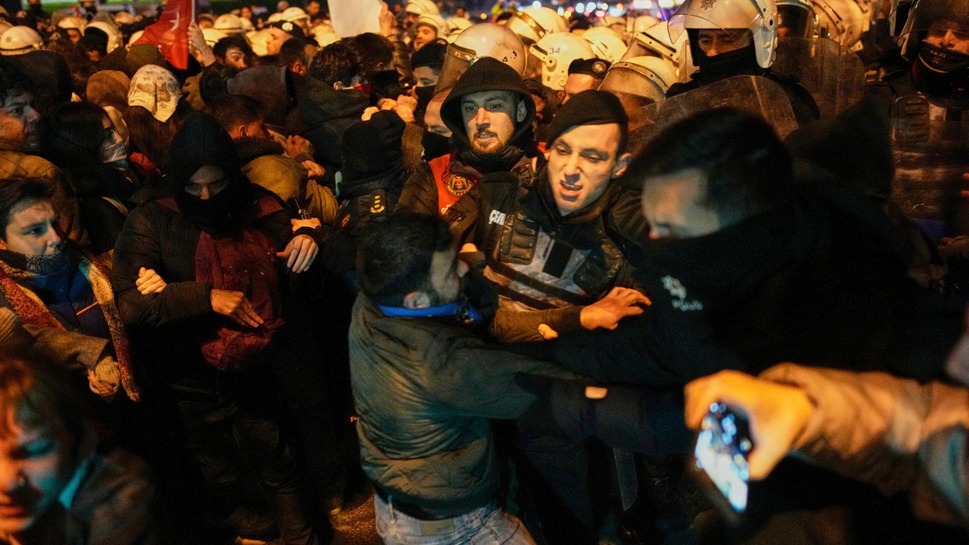 Τουρκία: Χιλιάδες διαδηλωτές βγήκαν στους δρόμους για τη σύλληψη του ...