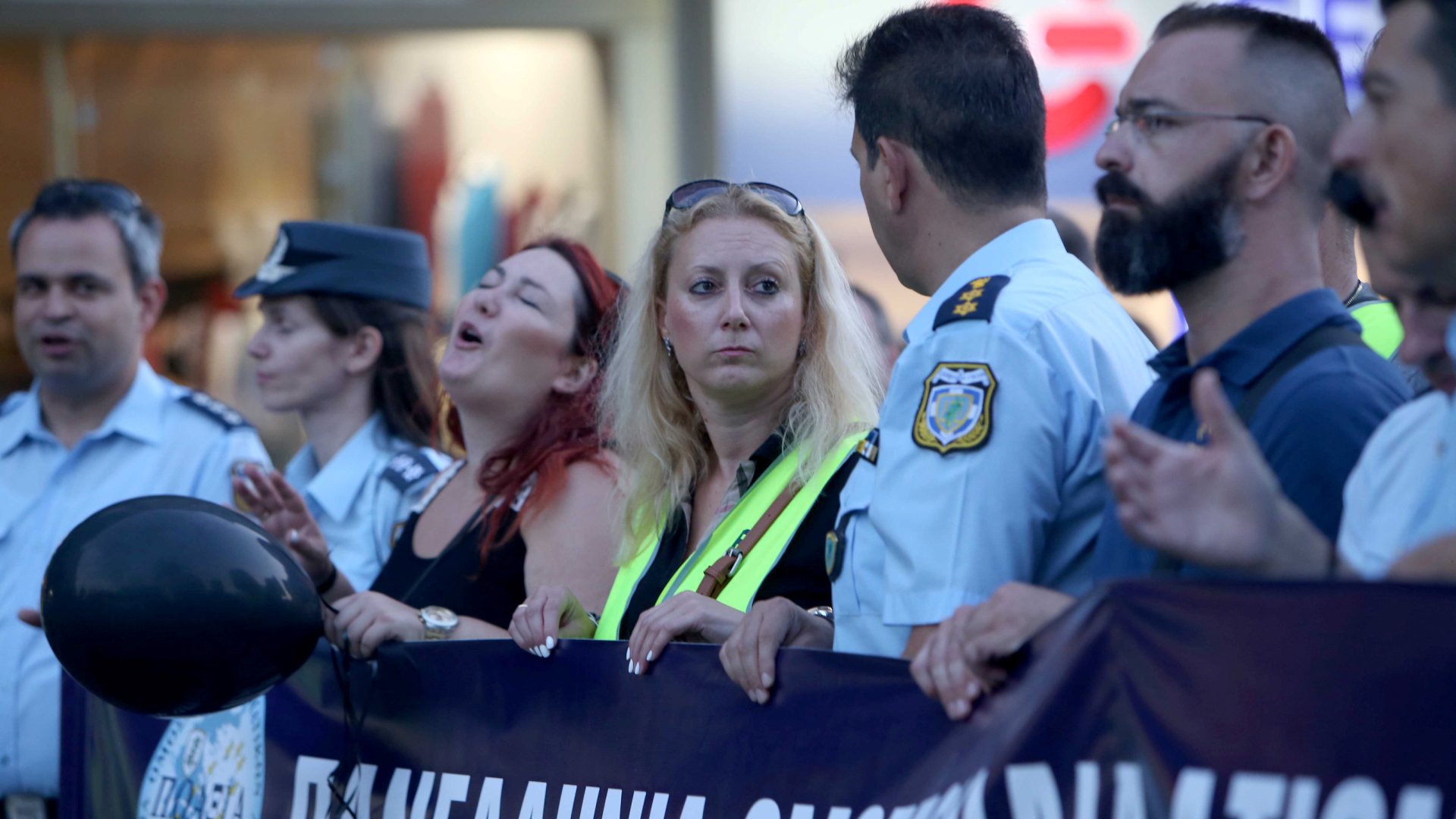 Ένστολοι: Με κινητοποιήσεις «εδώ και τώρα» απειλούν αστυνομικοί και ...