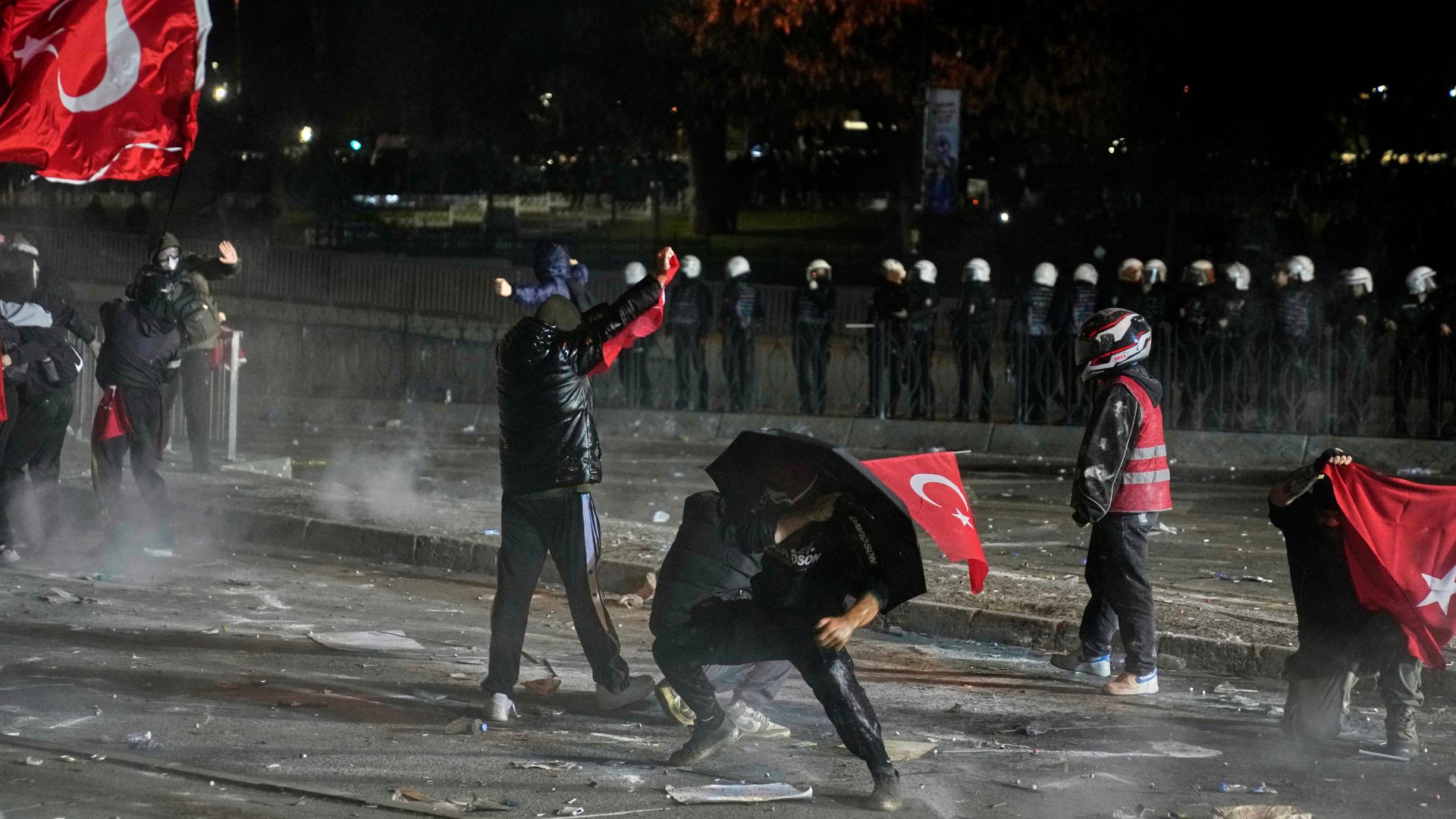 Στους δρόμους ξανά οι Τούρκοι για τον Ιμάμογλου, παρά το όργιο ...