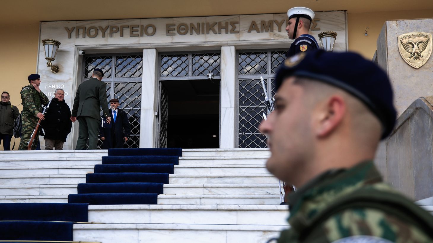 «Οσμή» σκανδάλου στο ΥΕΘΑ: Καταδικασμένος αξιωματικός υπηρετεί στο ...