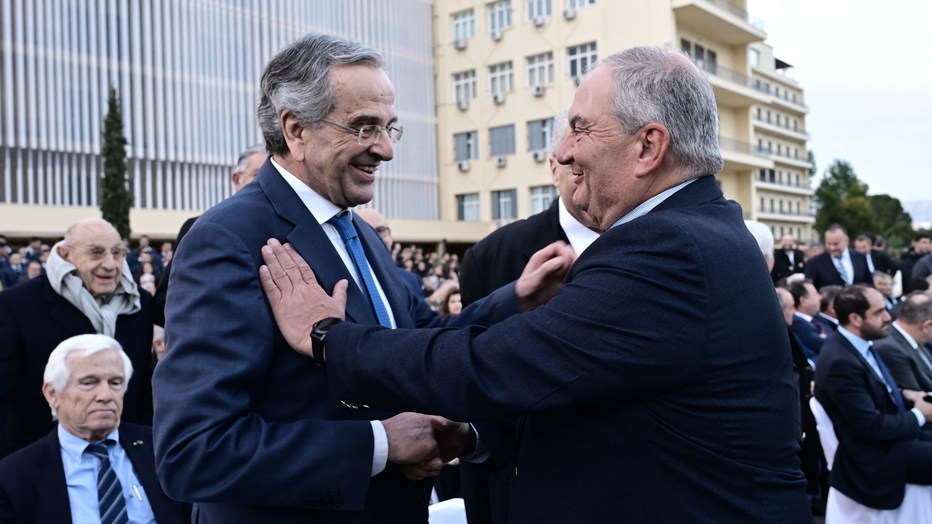 Ο θερμός εναγκαλισμός Καραμανλή – Σαμαρά και τα… πηγαδάκια στην ...