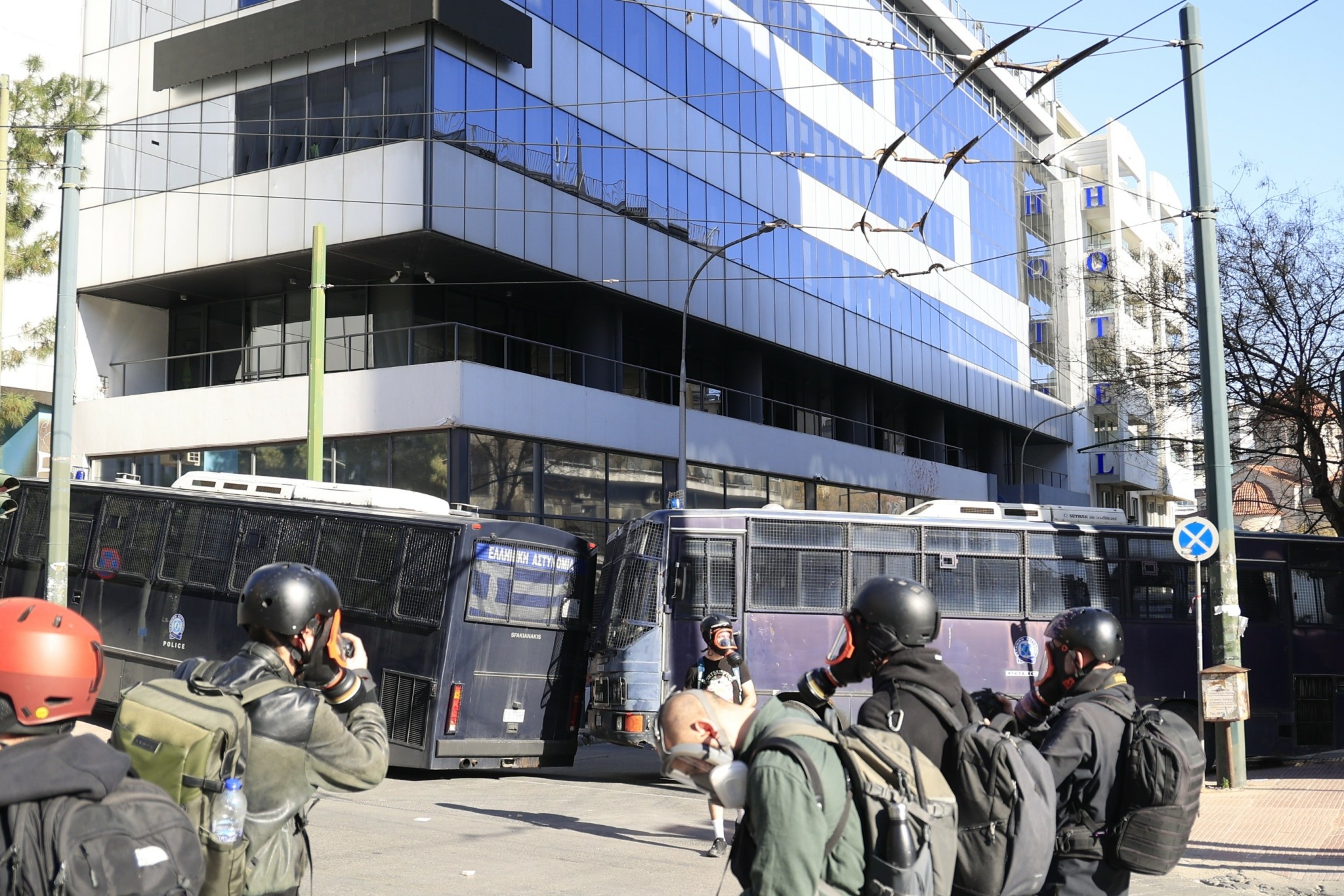 Παγκόσμια Ημέρα της Γυναίκας: «Χτύπησαν» με χημικά και κρότου λάμψης τη ...
