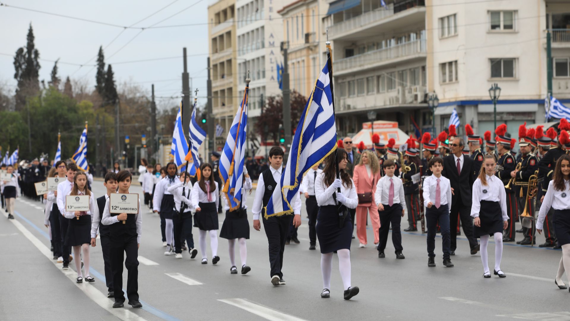 25η Μαρτίου: Ολοκληρώθηκε η μαθητική παρέλαση στο κέντρο της Αθήνας ...