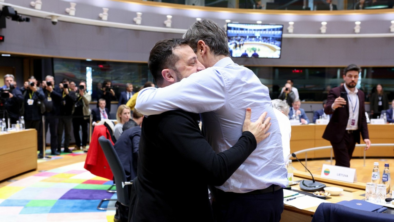 Θερμή αγκαλιά Μητσοτάκη σε Ζελένσκι στη Σύνοδο Κορυφής στις Βρυξέλλες ...