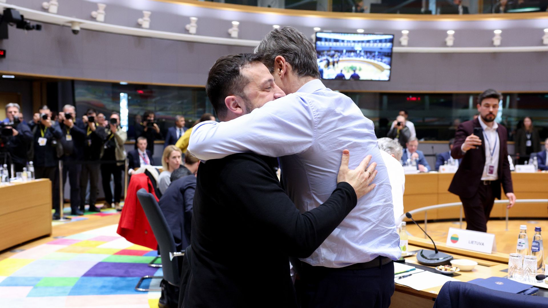 Θερμή αγκαλιά Μητσοτάκη σε Ζελένσκι στη Σύνοδο Κορυφής στις Βρυξέλλες ...