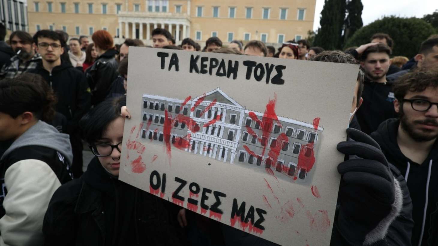 «Φύγε από δω, Πακιστανός είσαι;» – Η στιγμή που τα ΜΑΤ κάνουν επίθεση ...