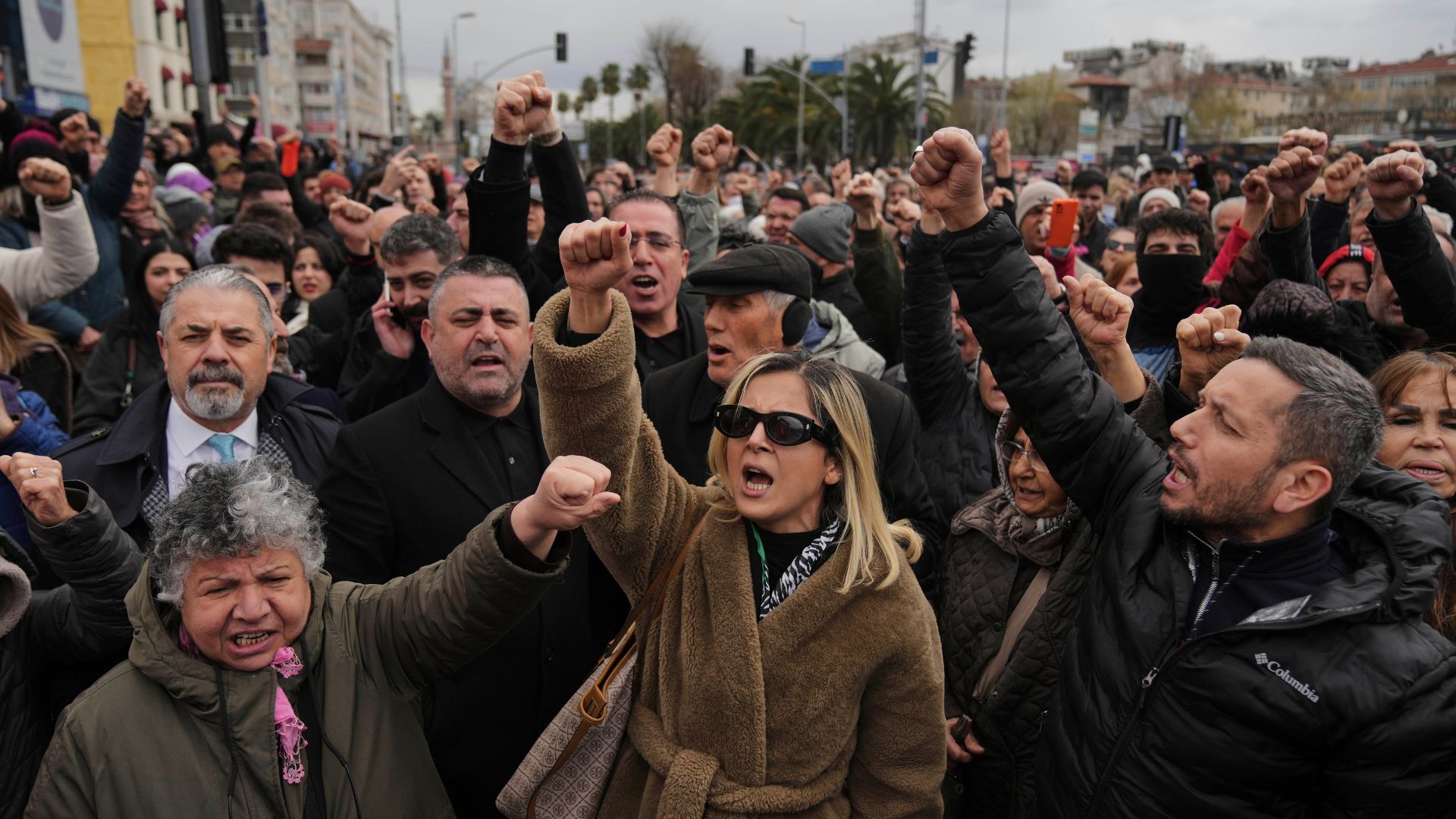 «Βράζει» η Τουρκία μετά την προφυλάκιση Ιμάμογλου: Συγκρούσεις φοιτητών ...