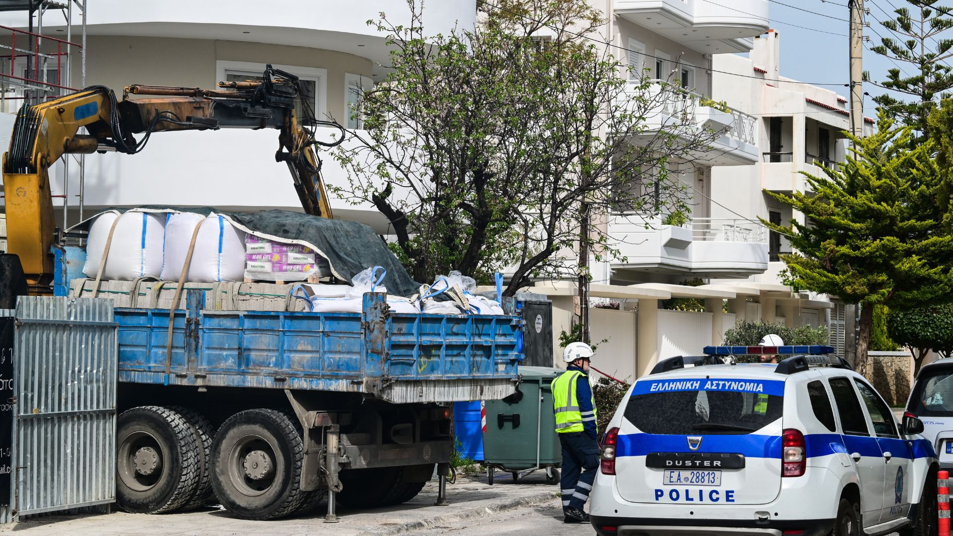 Βούλα: Νεκρός ο 28χρονος χειριστής του γερανοφόρου που χτυπήθηκε από ...
