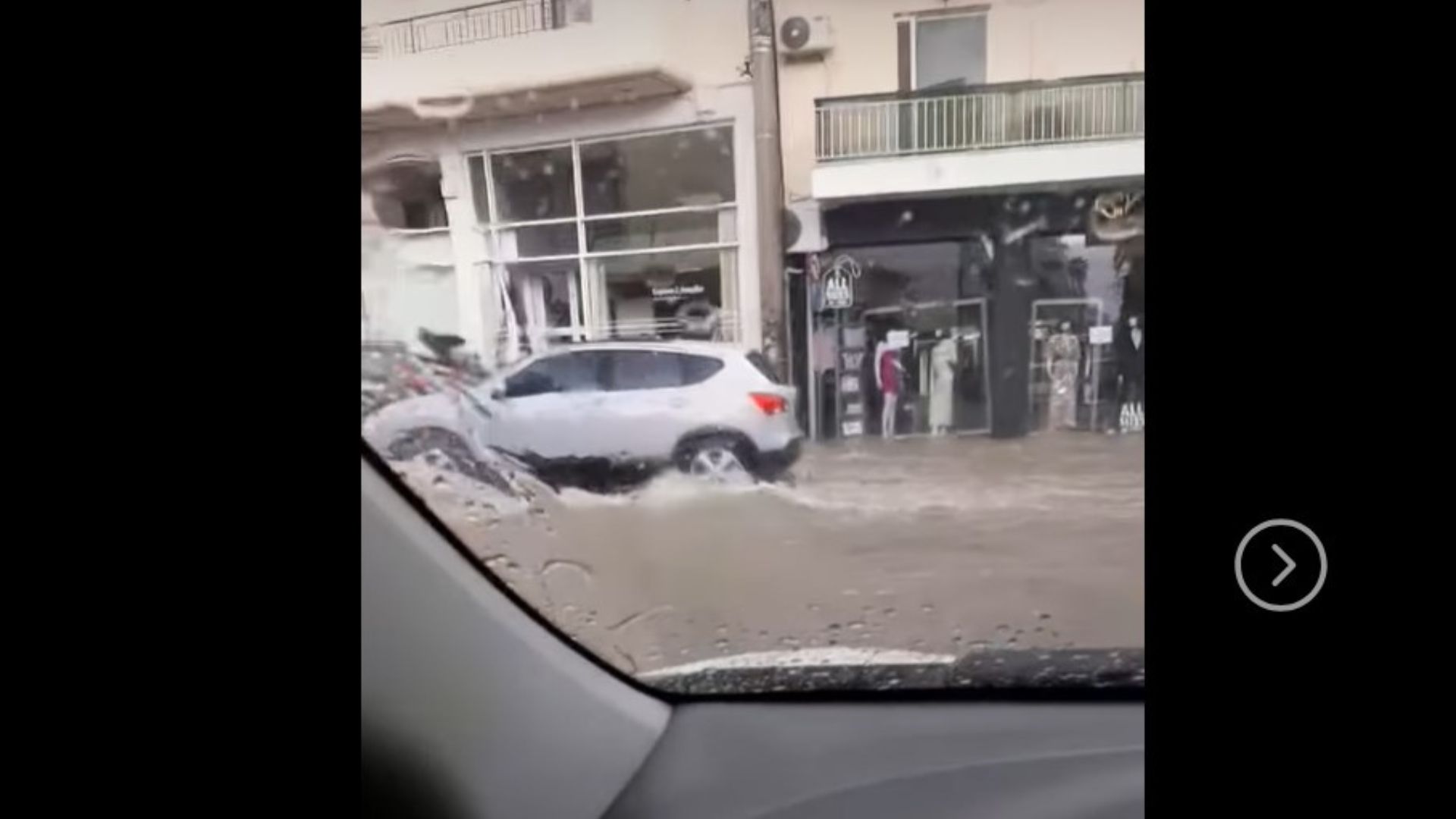 Μενίδι: Ποτάμια οι δρόμοι λόγω της ξαφνικής νεροποντής – Τα αυτοκίνητα ...