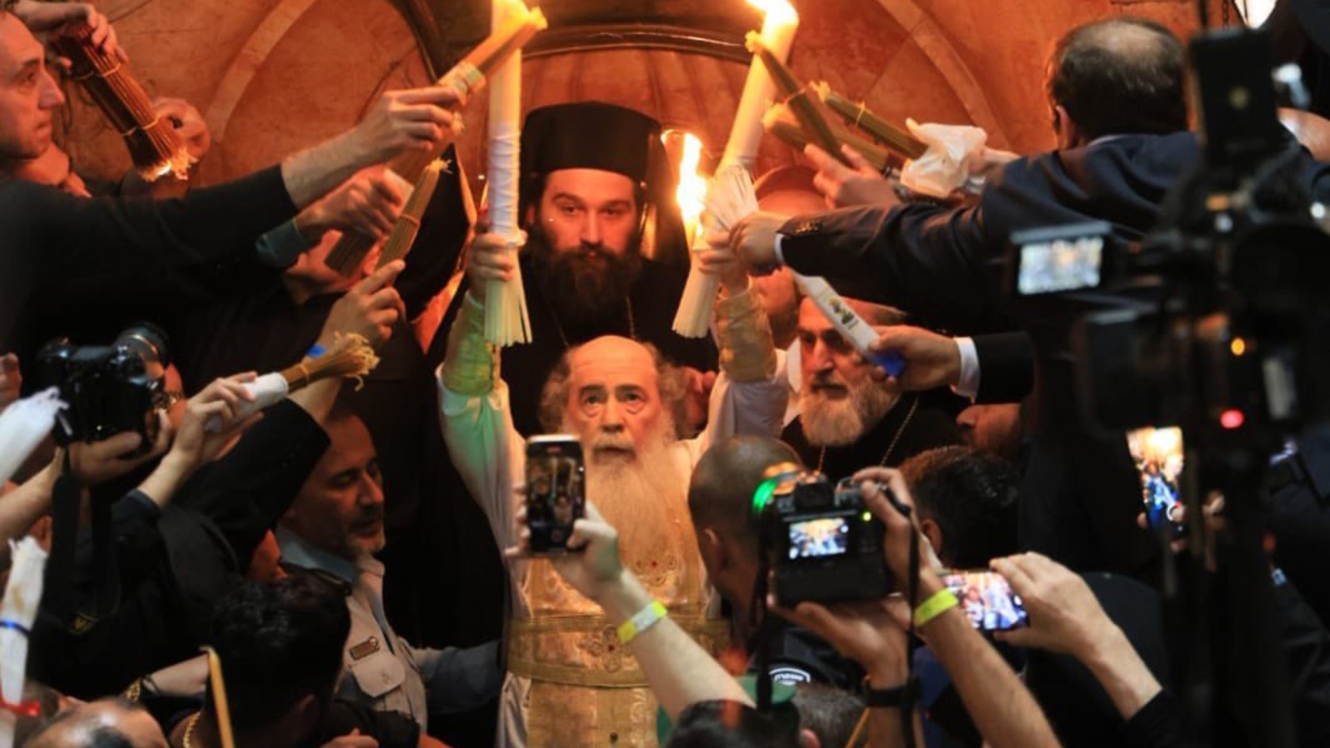 Άναψε το Άγιο Φως στον Πανάγιο Τάφο – Πότε θα φτάσει στην Ελλάδα ...