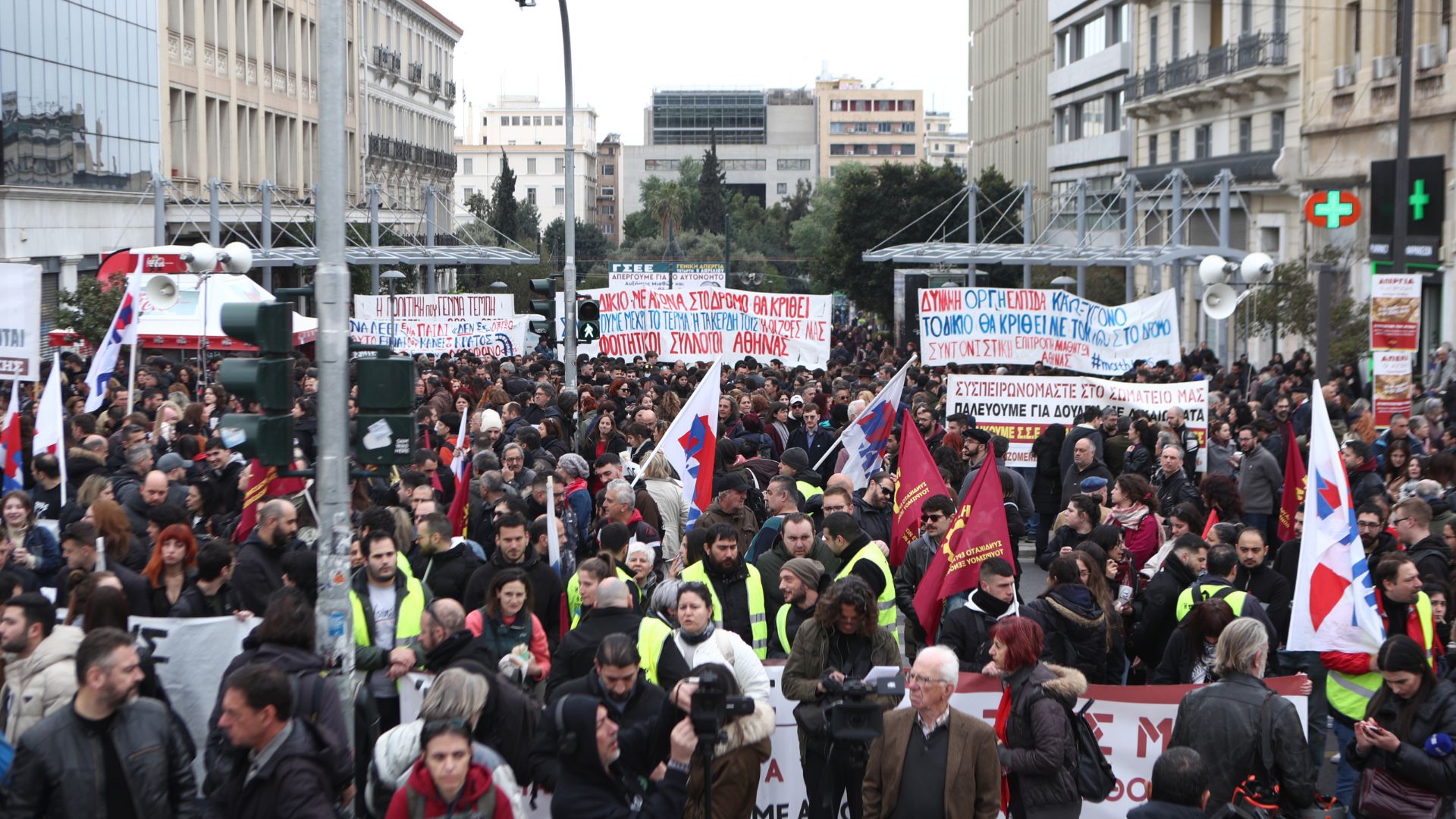 Απεργία ΓΣΕΕ-ΑΔΕΔΥ: Με συνθήματα για Τέμπη και Γάζα ολοκληρώθηκαν οι ...