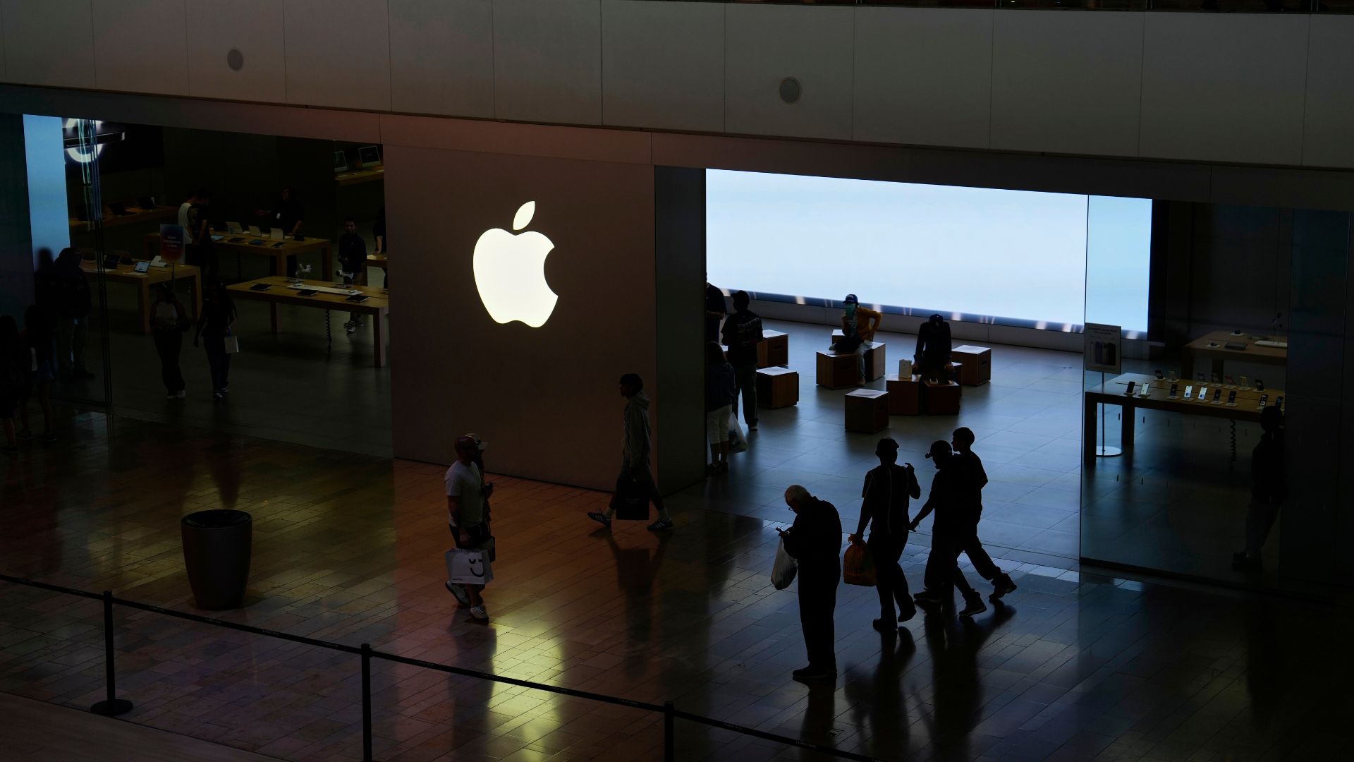 «Ντρίπλα» της Apple για να παρακάμψει τους δασμούς Τραμπ – Μετέφερε ...