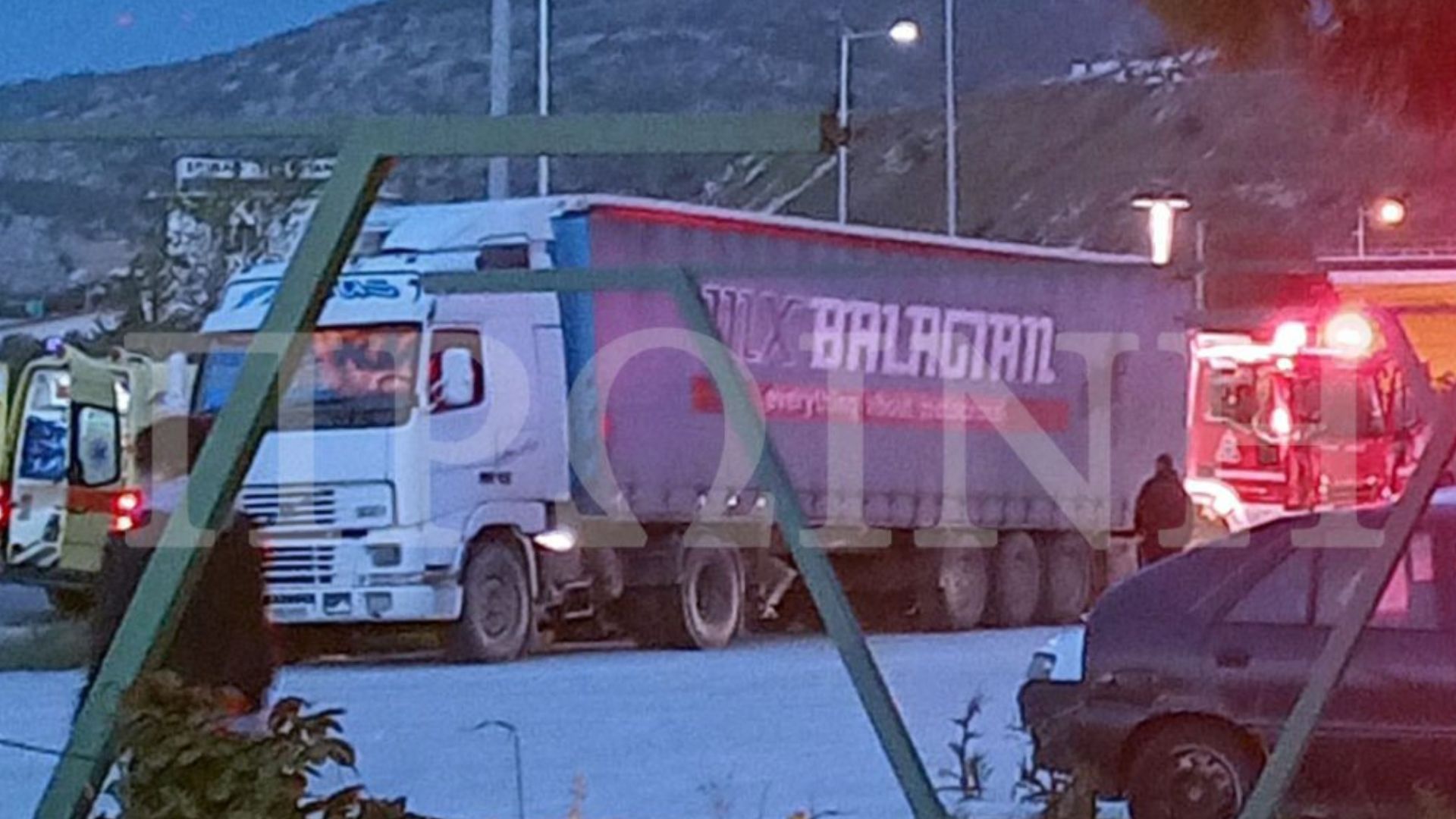 Καβάλα: Αυτοκίνητο «καρφώθηκε» σε φορτηγό – Στη ΜΕΘ με τραύματα στο ...