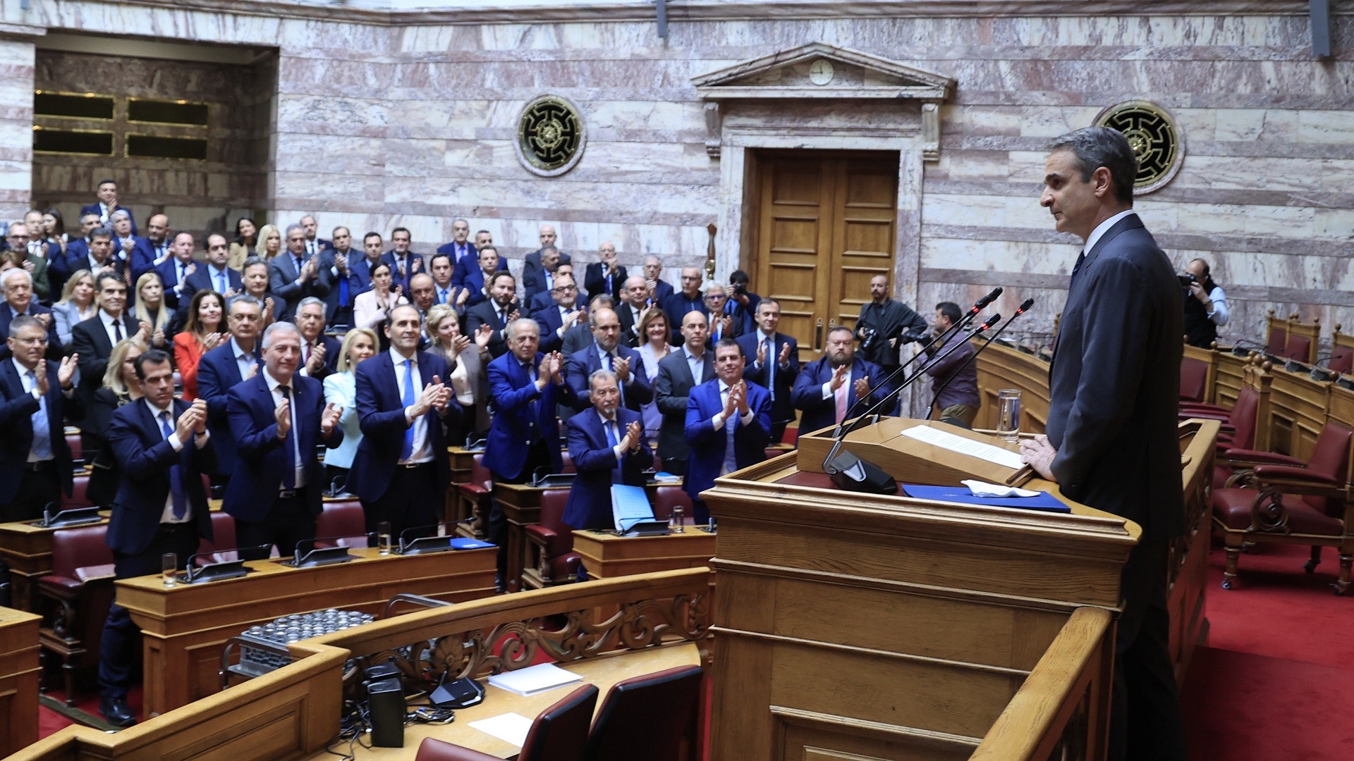 Κ.Ο. ΝΔ: Κριτική βουλευτών στους υπουργούς, «άλλοι τρώνε τη σφαίρα ...