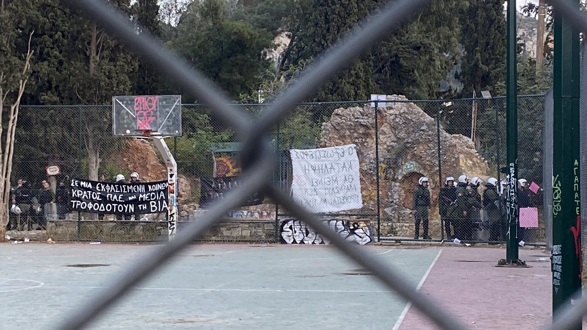 Σοβαρά επεισόδια στον Λόφο του Στρέφη – Τα ΜΑΤ έριξαν κρότου λάμψης ενώ ...