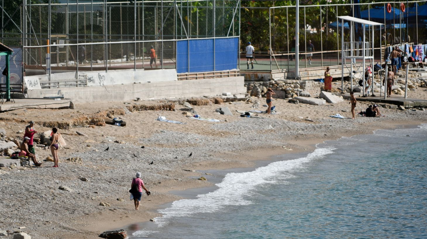 Τραγωδία στον Πειραιά: Νεκρός 19χρονος στην παραλία «Βοτσαλάκια ...