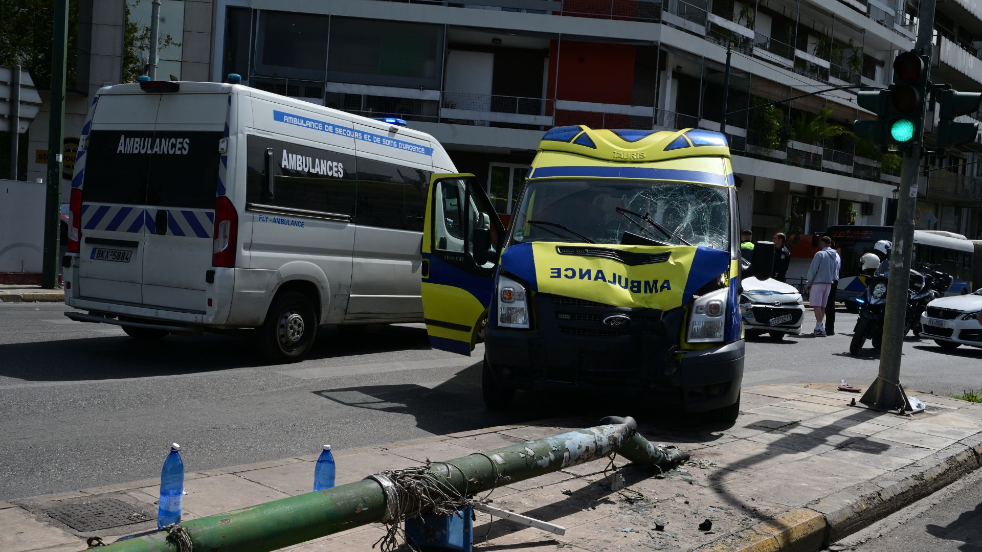 Τροχαίο στο Παγκράτι: Διασωληνωμένη η 78χρονη ασθενής του ασθενοφόρου ...
