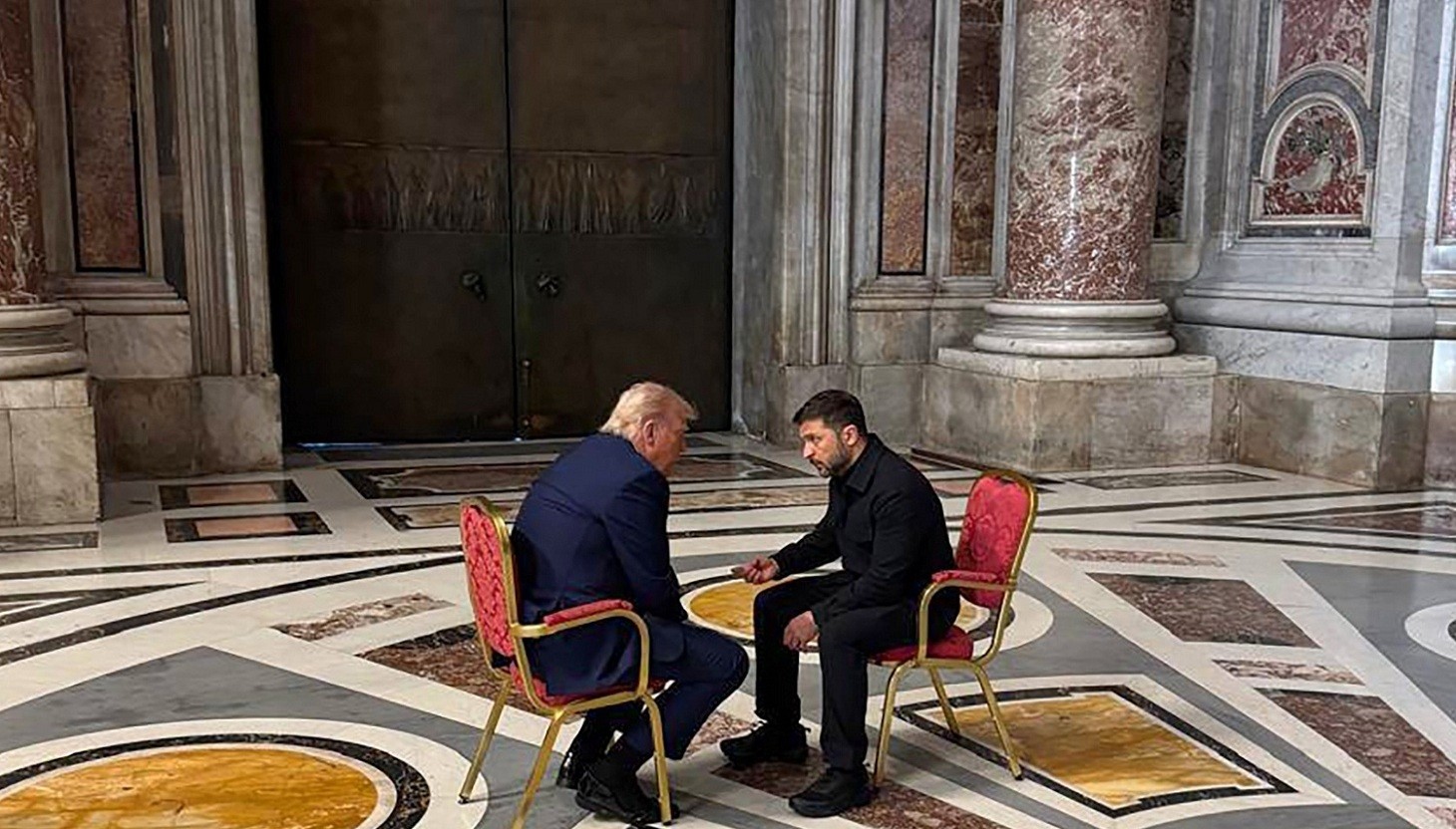 Ο Ζελένσκι αποκάλυψε τι συζήτησε με τον Τραμπ στο Βατικανό: «Η καλύτερη ...