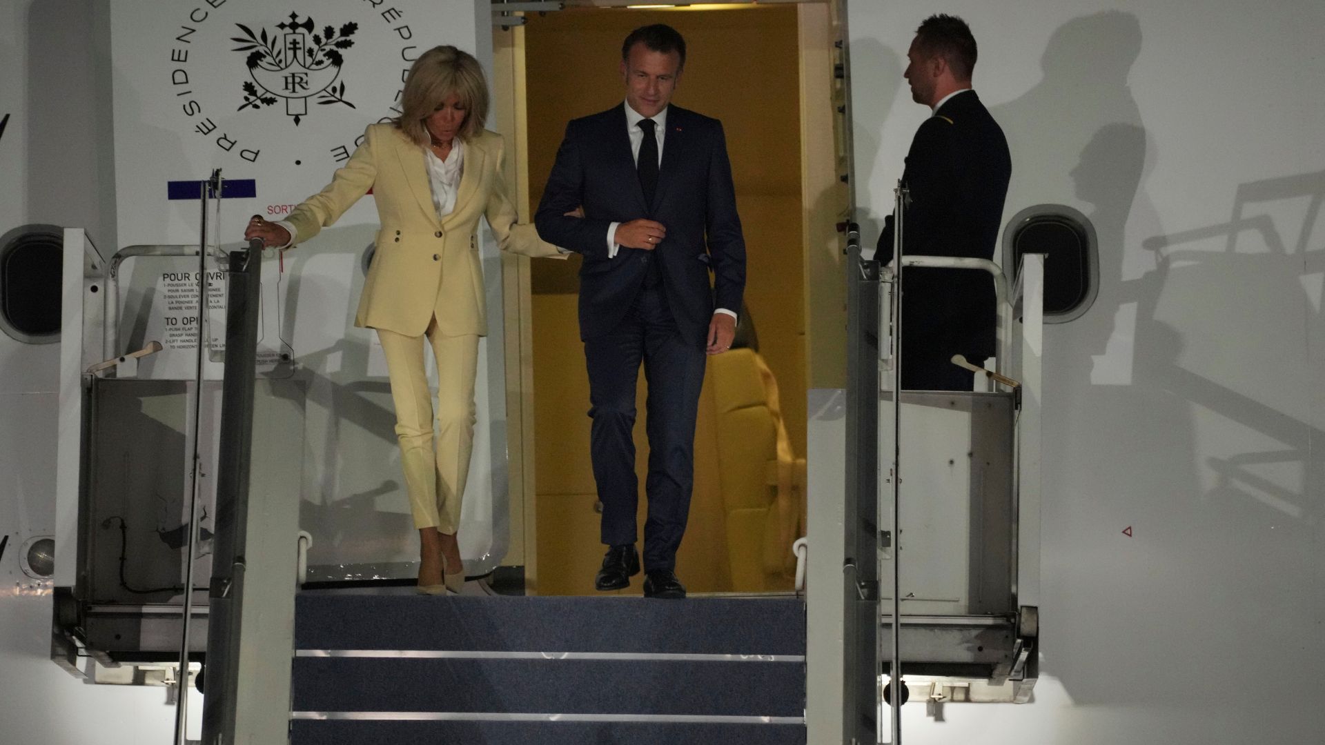 Αγκαζέ… κατέβηκαν τη σκάλα του προεδρικού αεροσκάφους στην Ινδονησία ο ...
