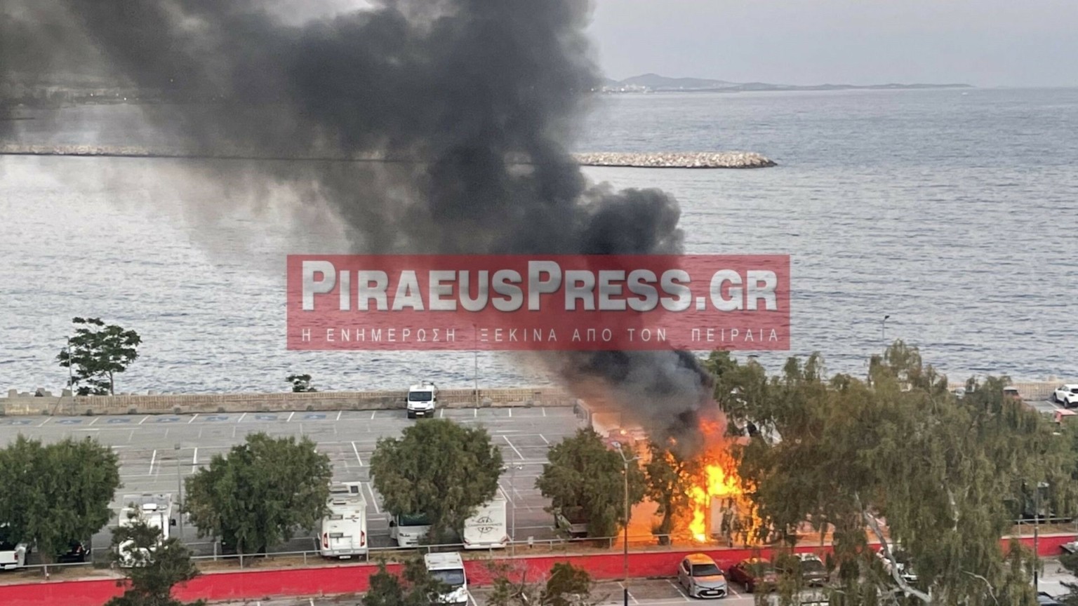 Φωτιά στον Πειραιά: Στις φλόγες τροχόσπιτο στο Μικρολίμανο (Video ...