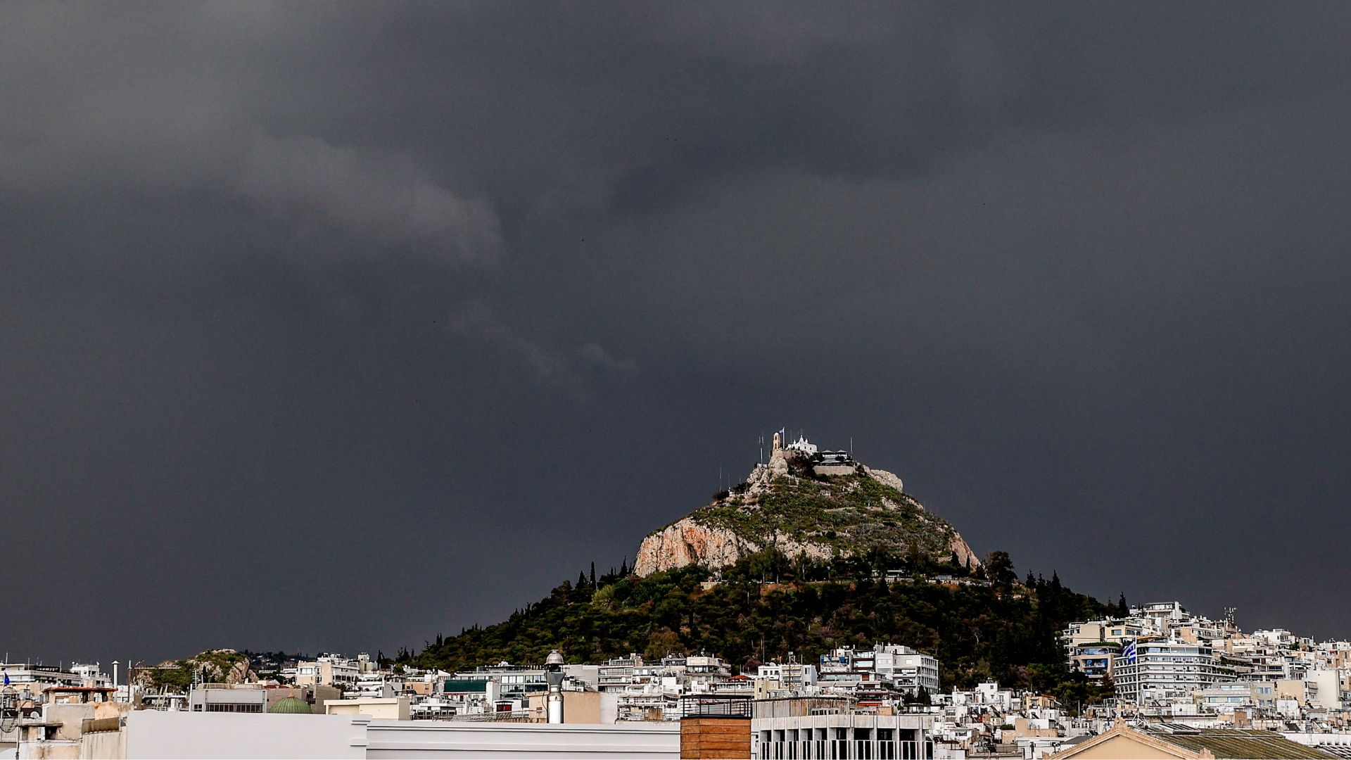 Καιρός: Νέα αλλαγή σκηνικού – Βροχές και σκόνη φέρνει το βαρομετρικό ...