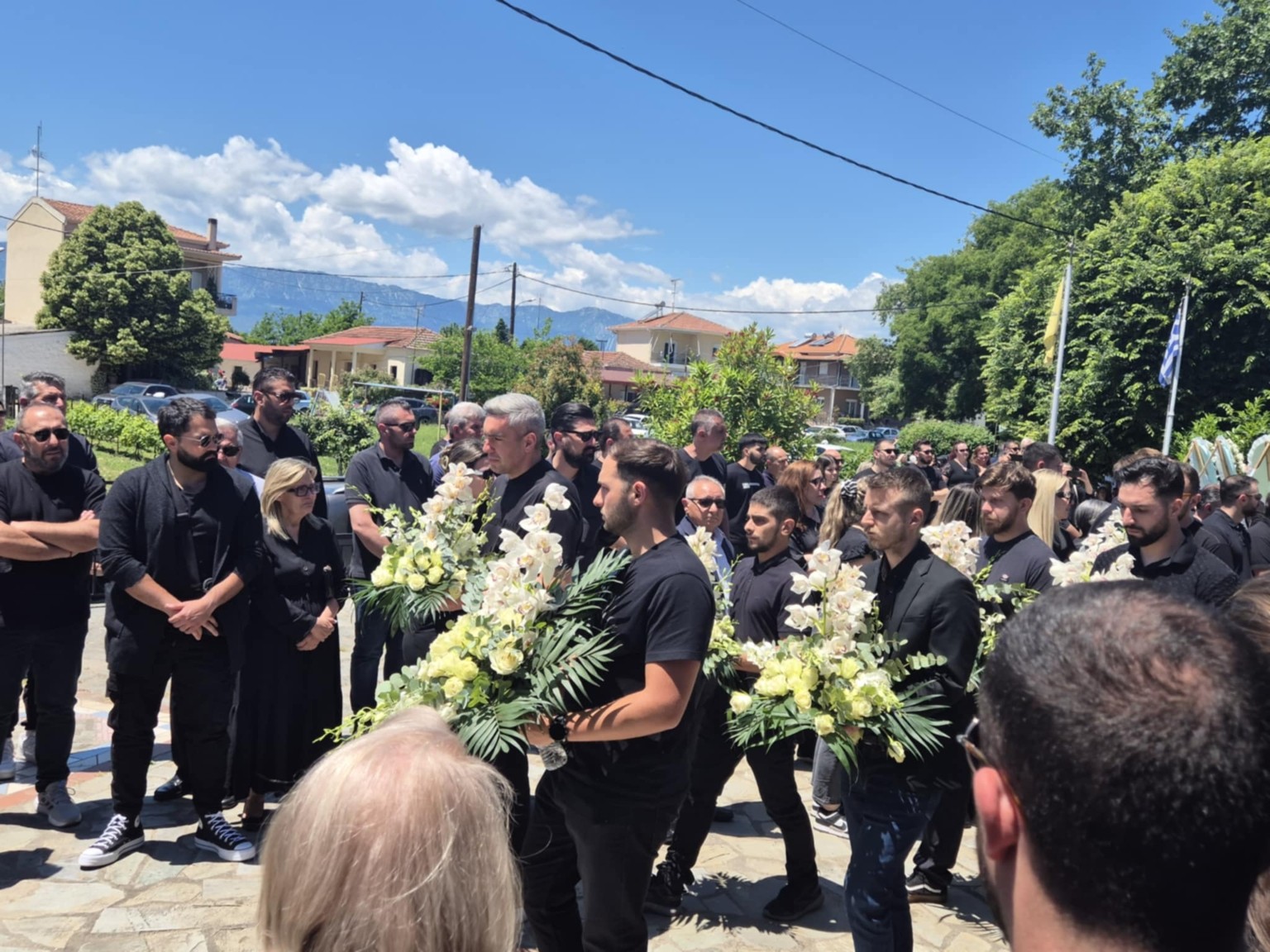 Τρίκαλα: Τραγικές στιγμές στην κηδεία του 30χρονου που πνίγηκε πριν τον ...