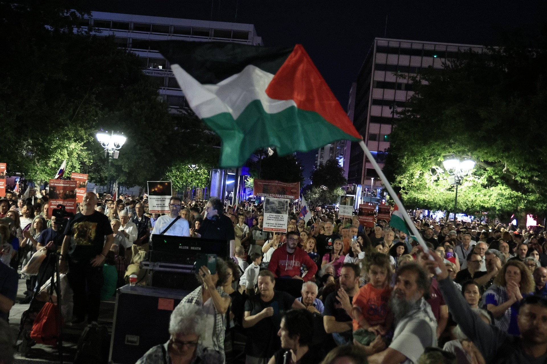 Συναυλία αλληλεγγύης για την Παλαιστίνη στο Σύνταγμα: «Είμαστε εδώ για ...