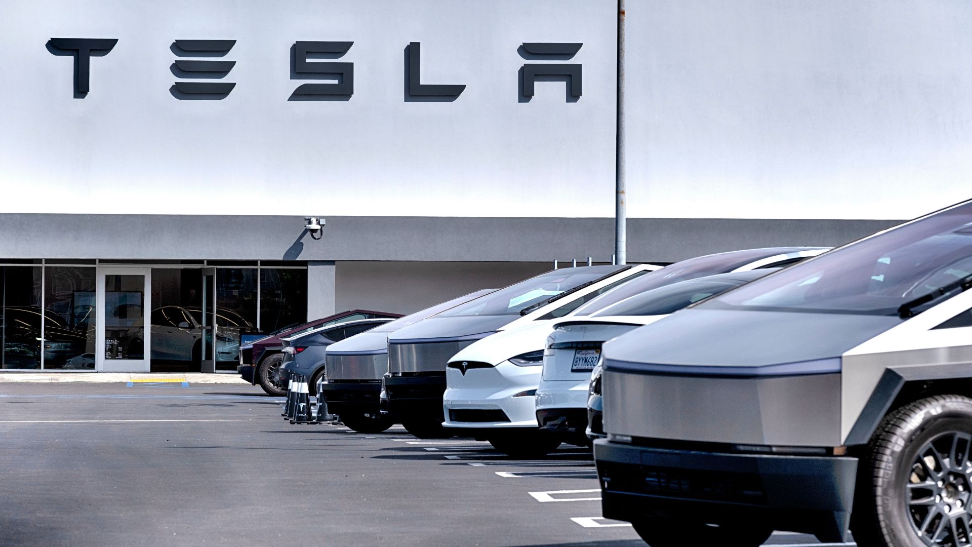 «Καταρρέει» η Tesla στην Ευρώπη, μειώθηκαν στο μισό οι πωλήσεις τον ...