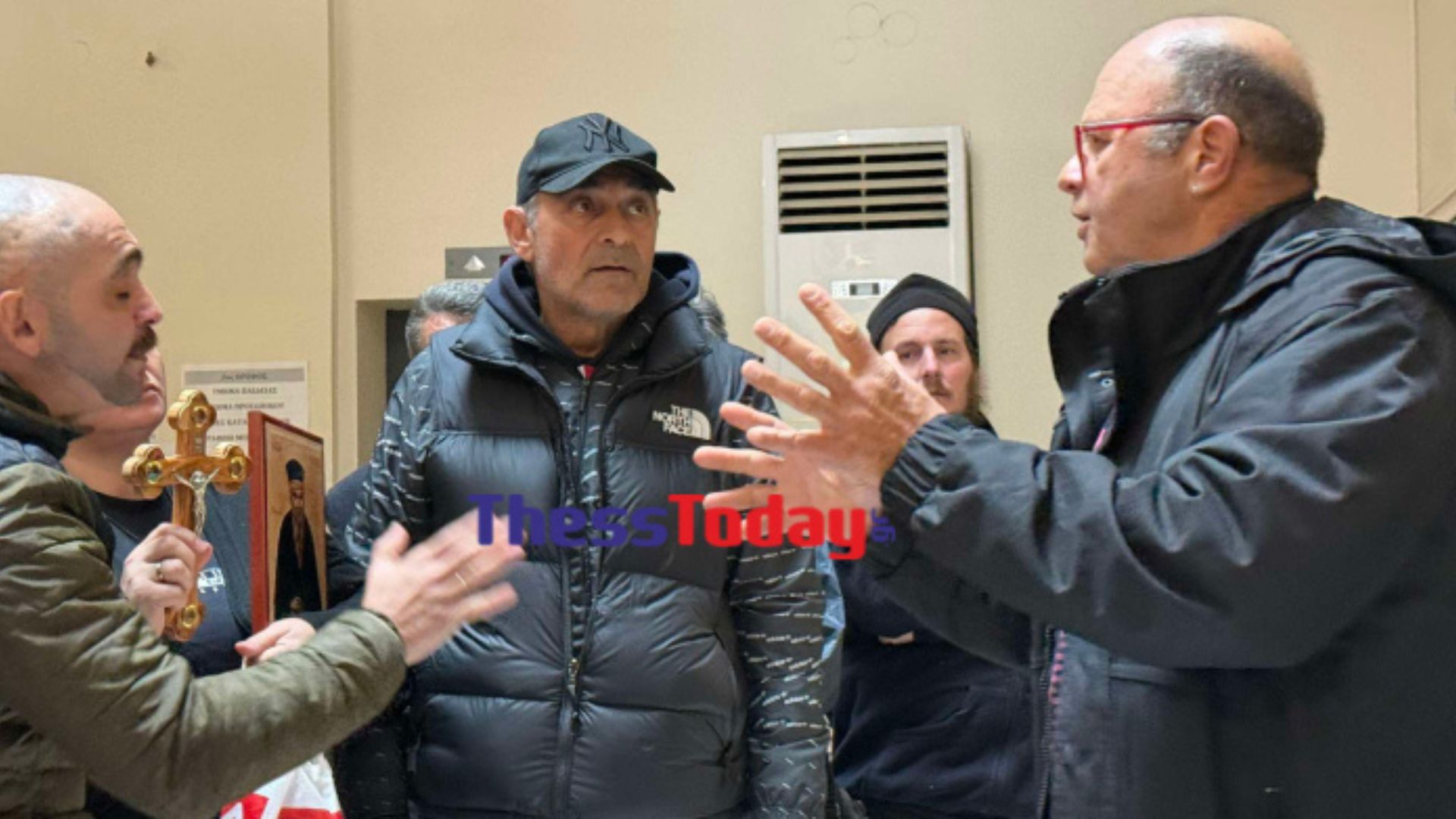 Ο σκοταδισμός συνεχίζεται: Ακροδεξιοί και παραθρησκευτικοί έκαναν «ντου ...