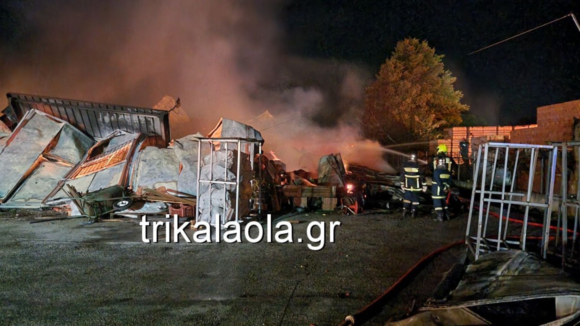 Τρίκαλα: Επιχείρηση ξυλείας καταστράφηκε ολοσχερώς μετά από φωτιά ...