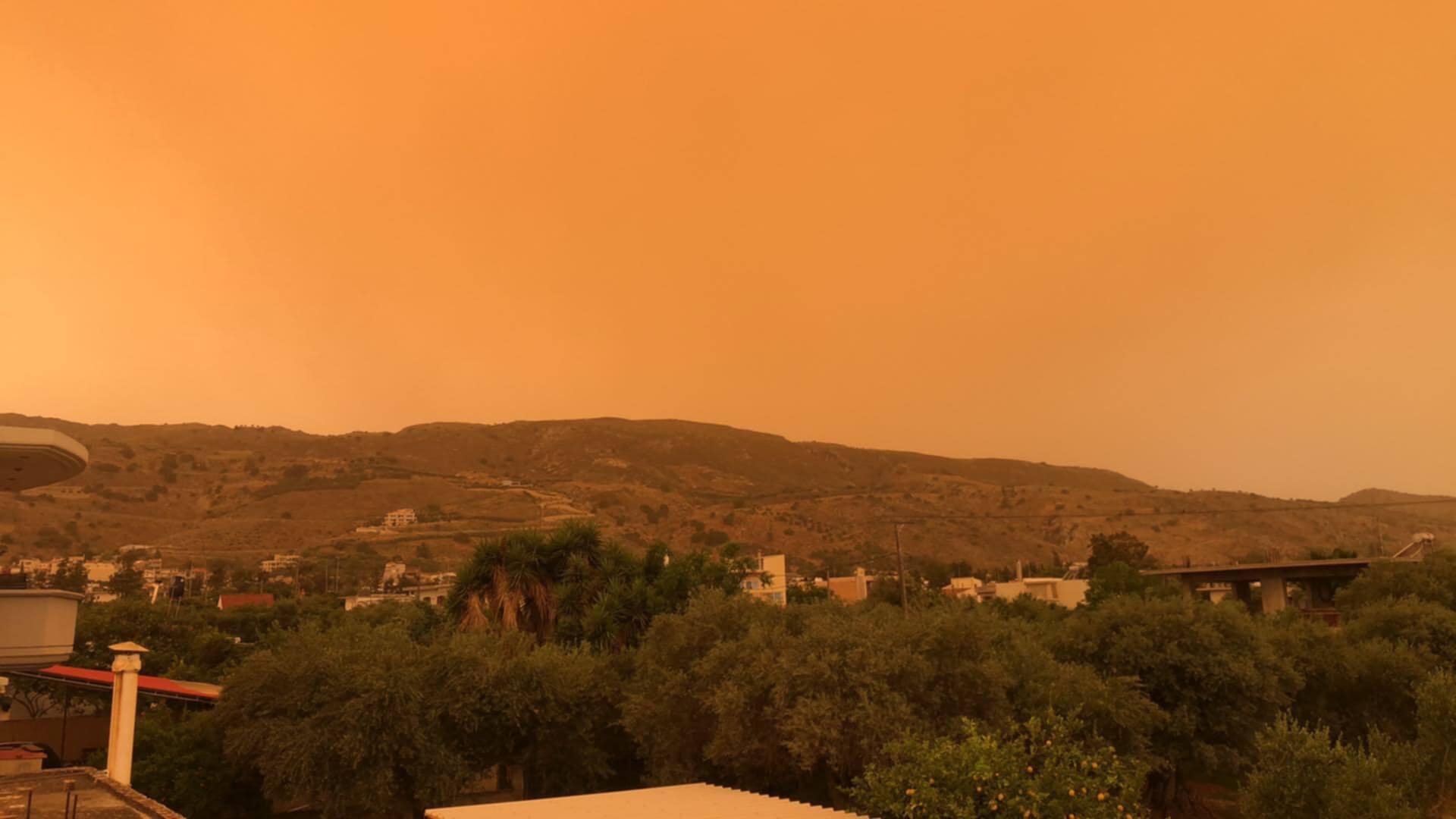 Χανιά: «Πνίγηκαν» από την αφρικανική σκόνη – Απόκοσμες εικόνες (Photos ...