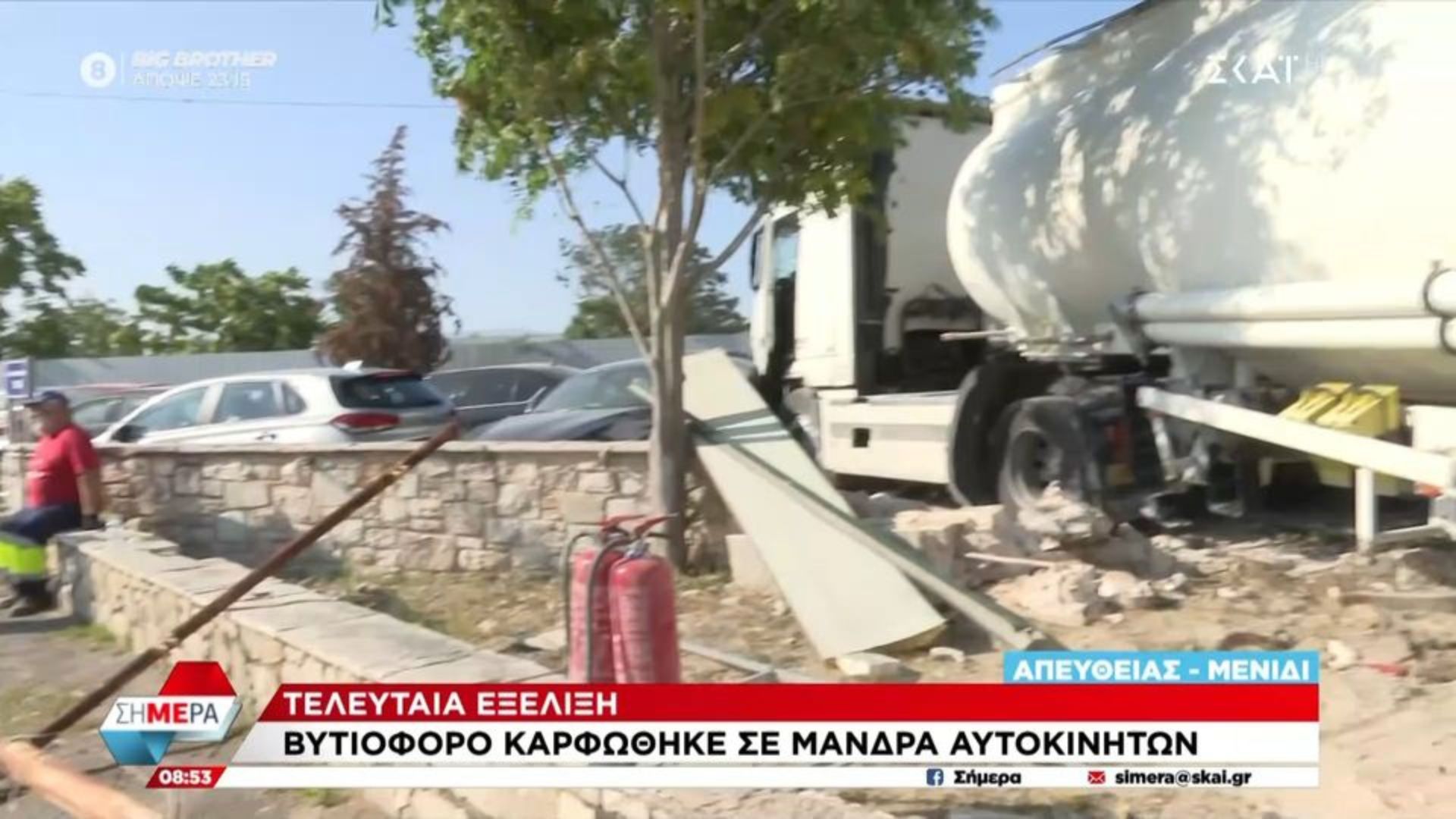 Βυτιοφόρο έπεσε σε μάντρα αυτοκινήτων στο Μενίδι: Τραυματίστηκε ο ...