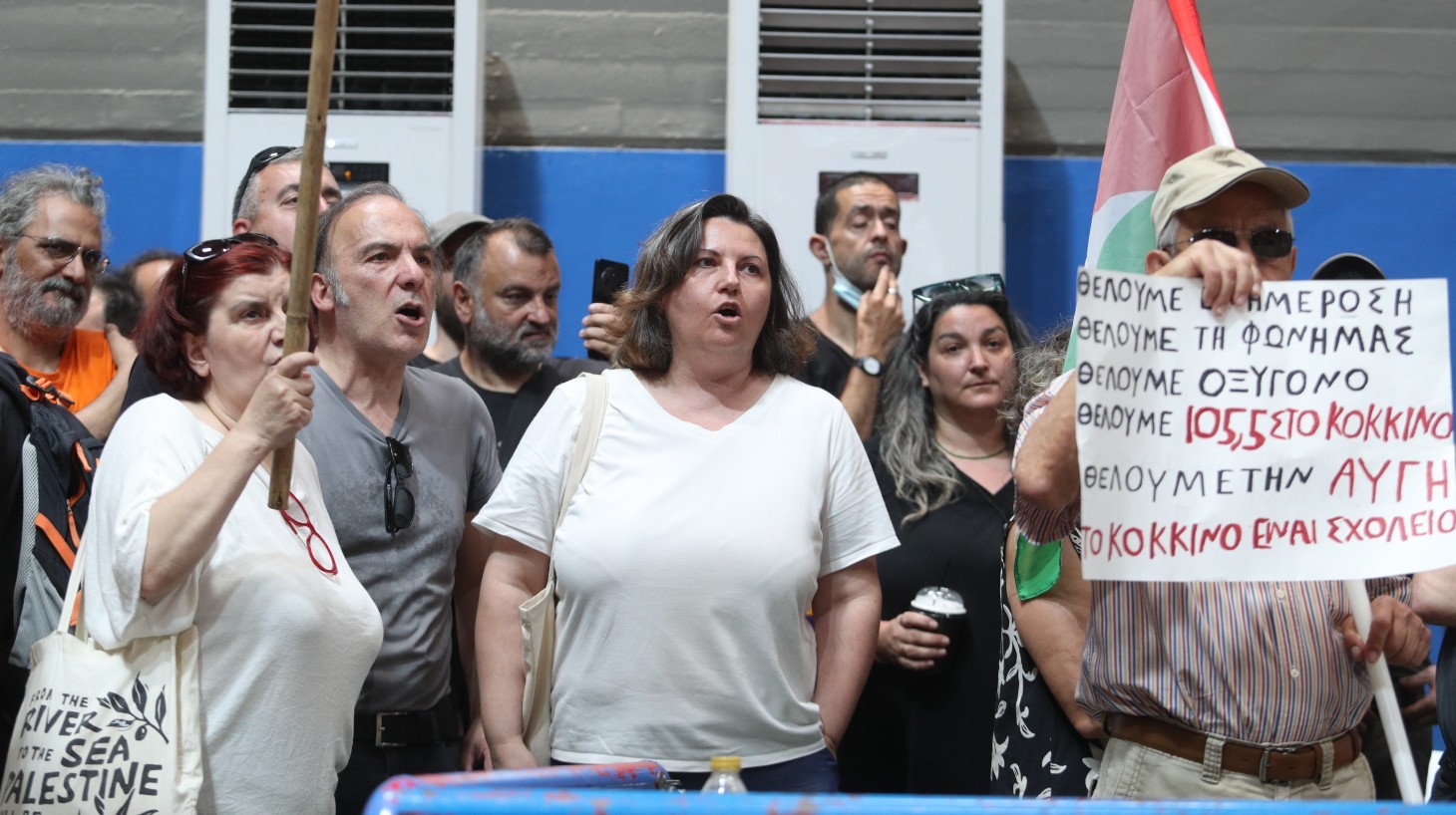 «Ντου» εργαζόμενων σε Αυγή και Κόκκινο στο Συνέδριο ΣΥΡΙΖΑ – «Φέρτε ...